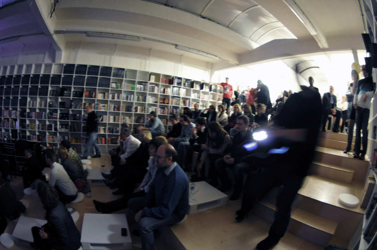 Galeria de Livraria e Café / Plural + Totalstudio - 2