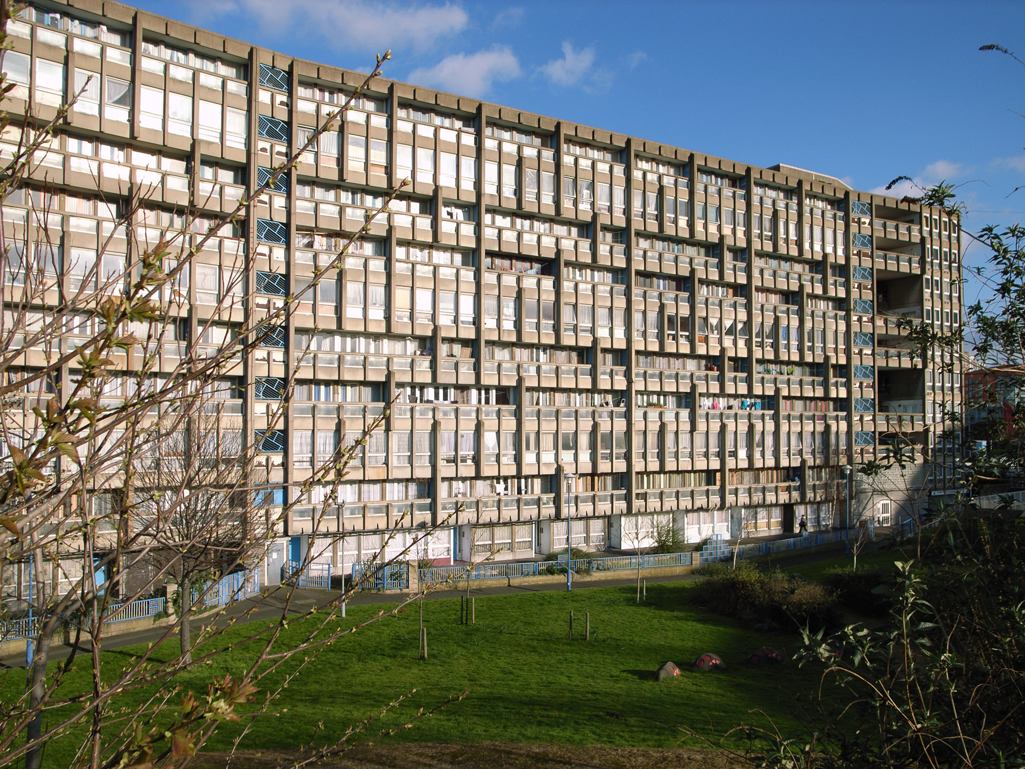 Galeria de Clássicos da Arquitetura: Robin Hood Gardens / Alison e ...