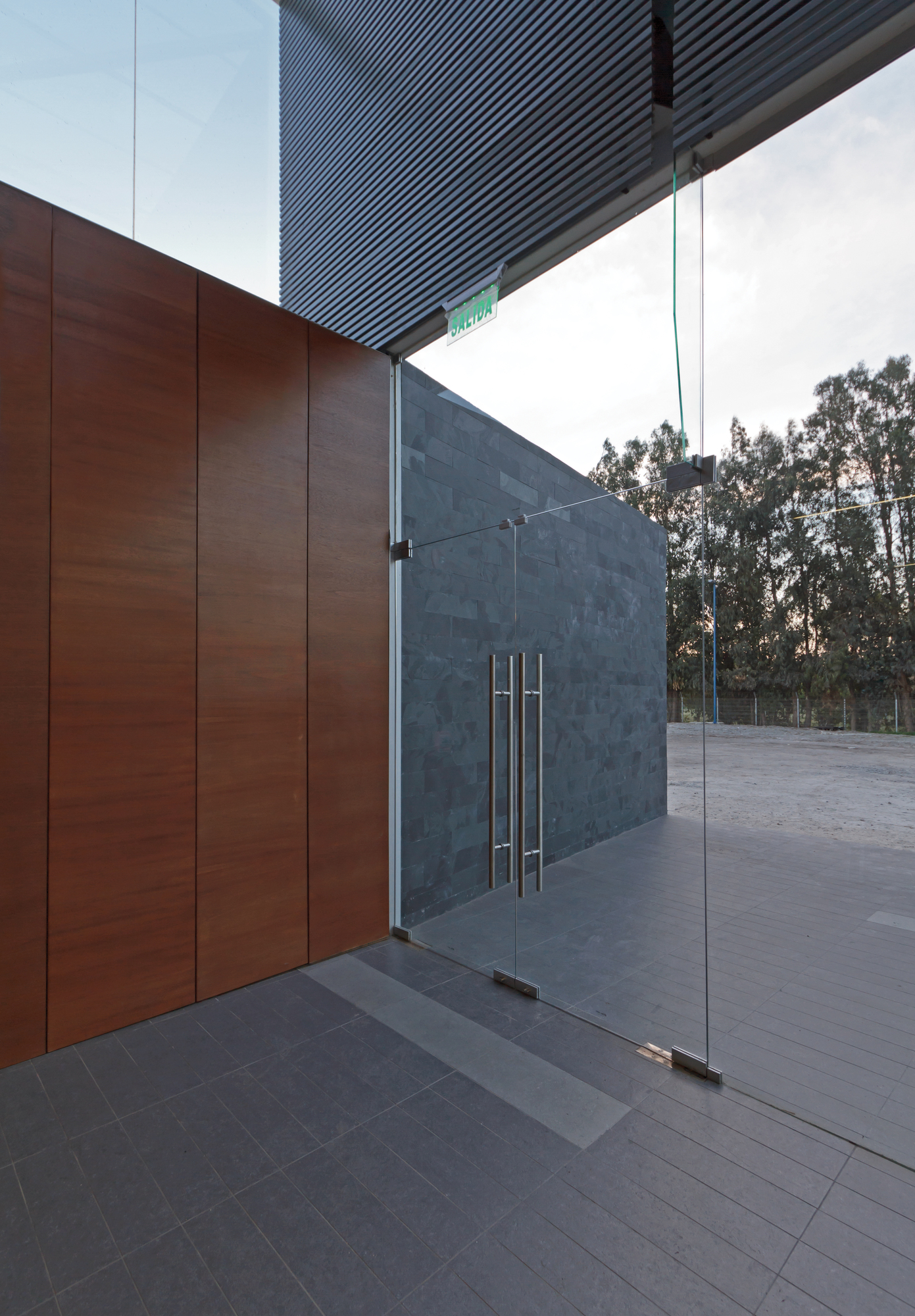 Galeria de Refeitório e Espaço multiuso / POLIDURA + TALHOUK ...