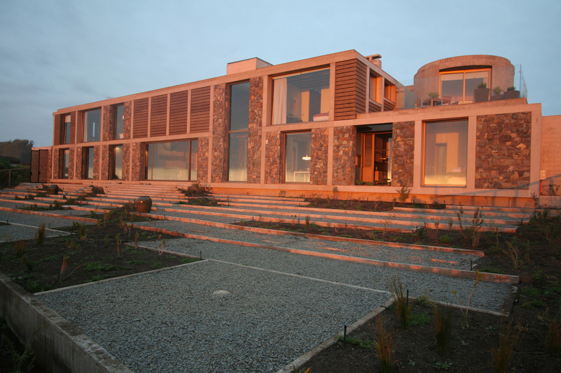 Gallery of Windy House / Estudio Valdés + - 3