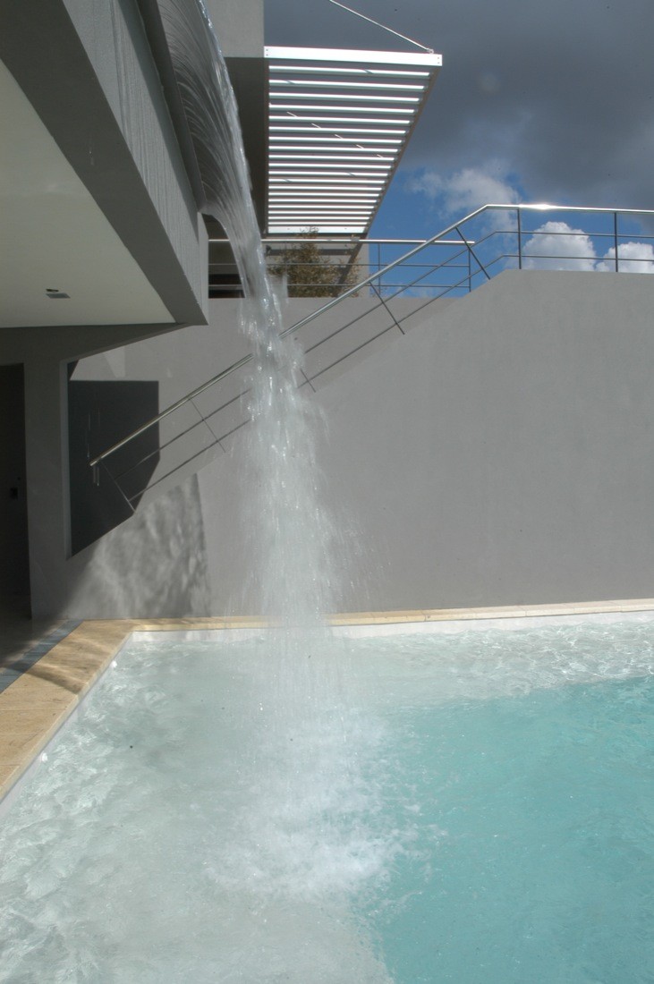 Gallery of Waterfall House / Andres Remy Arquitectos - 22