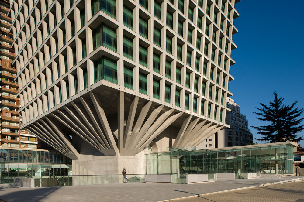 Gallery of Cruz del Sur Building / Izquierdo Lehmann - 5