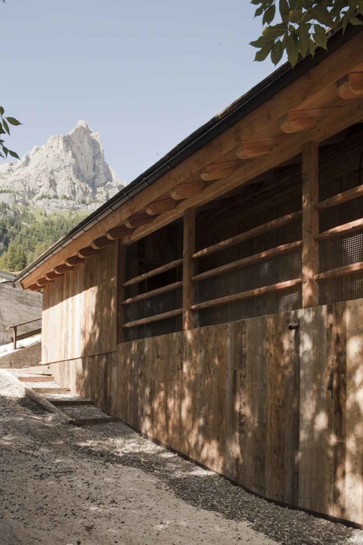 Gallery of Alpine Barn / EXiT architetti associati - 11
