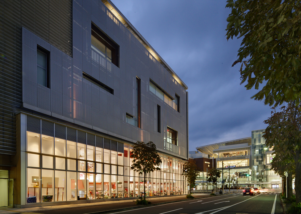 Gallery of Tama Plaza Station / LaguardaLow Architects - 3