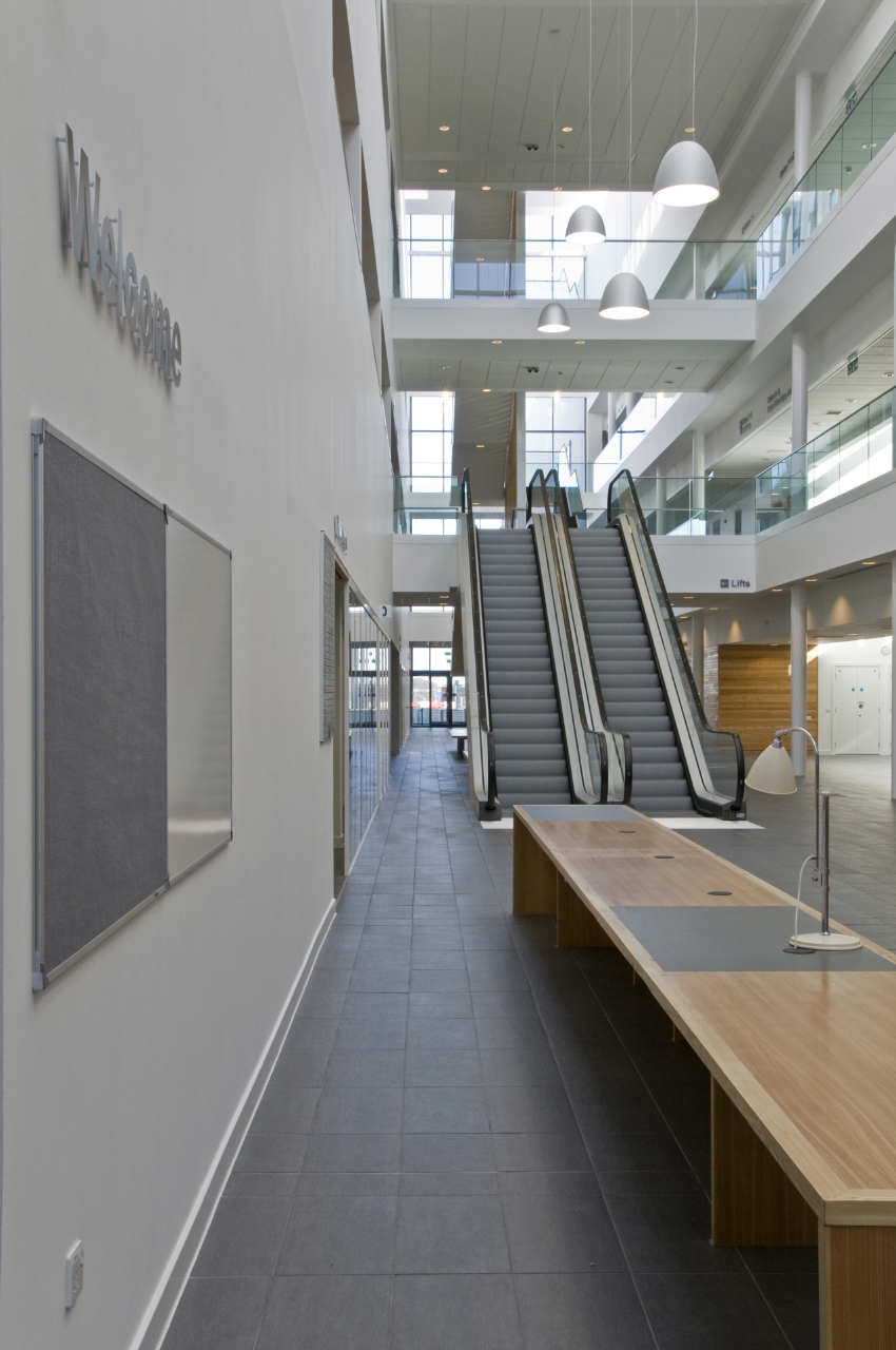 Gallery of New Stobhill Hospital / Reiach And Hall Architects - 17