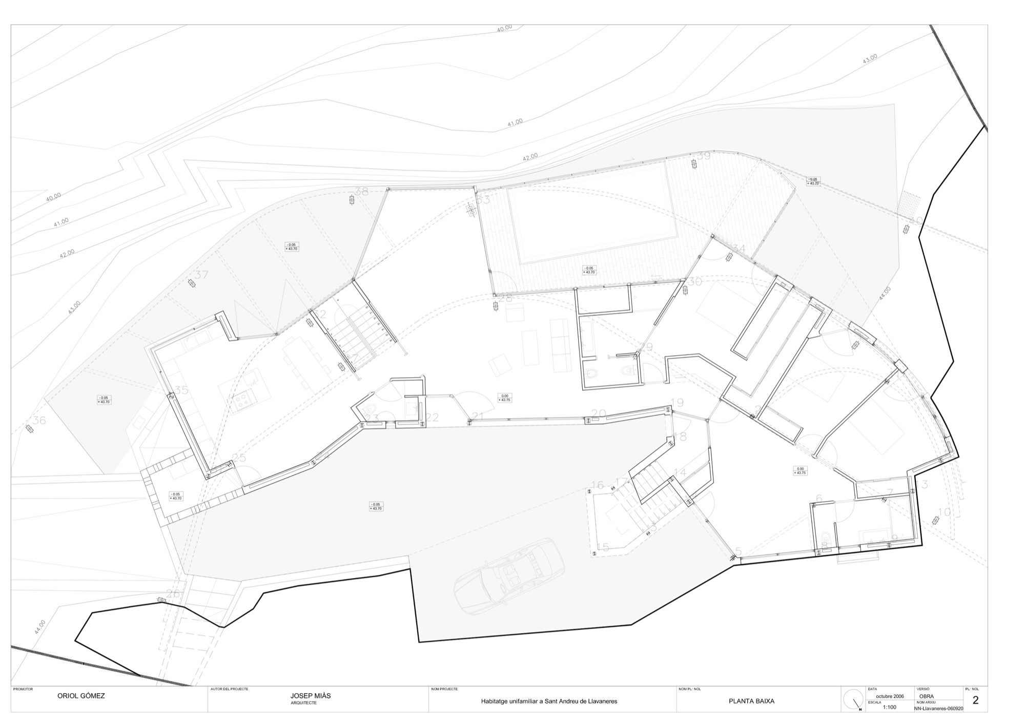 Gallery of Topographic House / MIAS Architects - 14