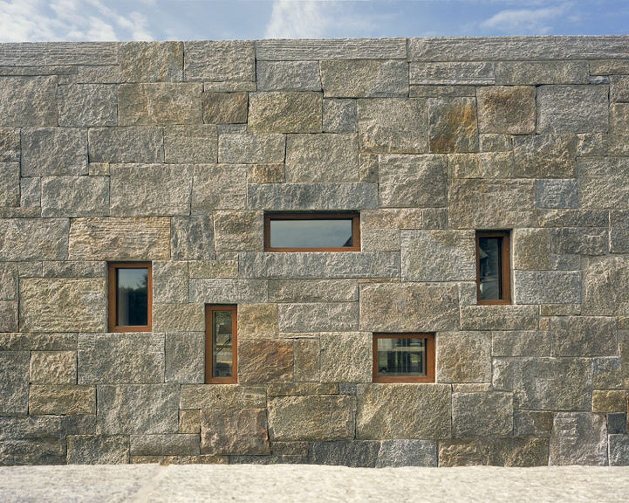 Gallery of Stone Houses / LSS - 23