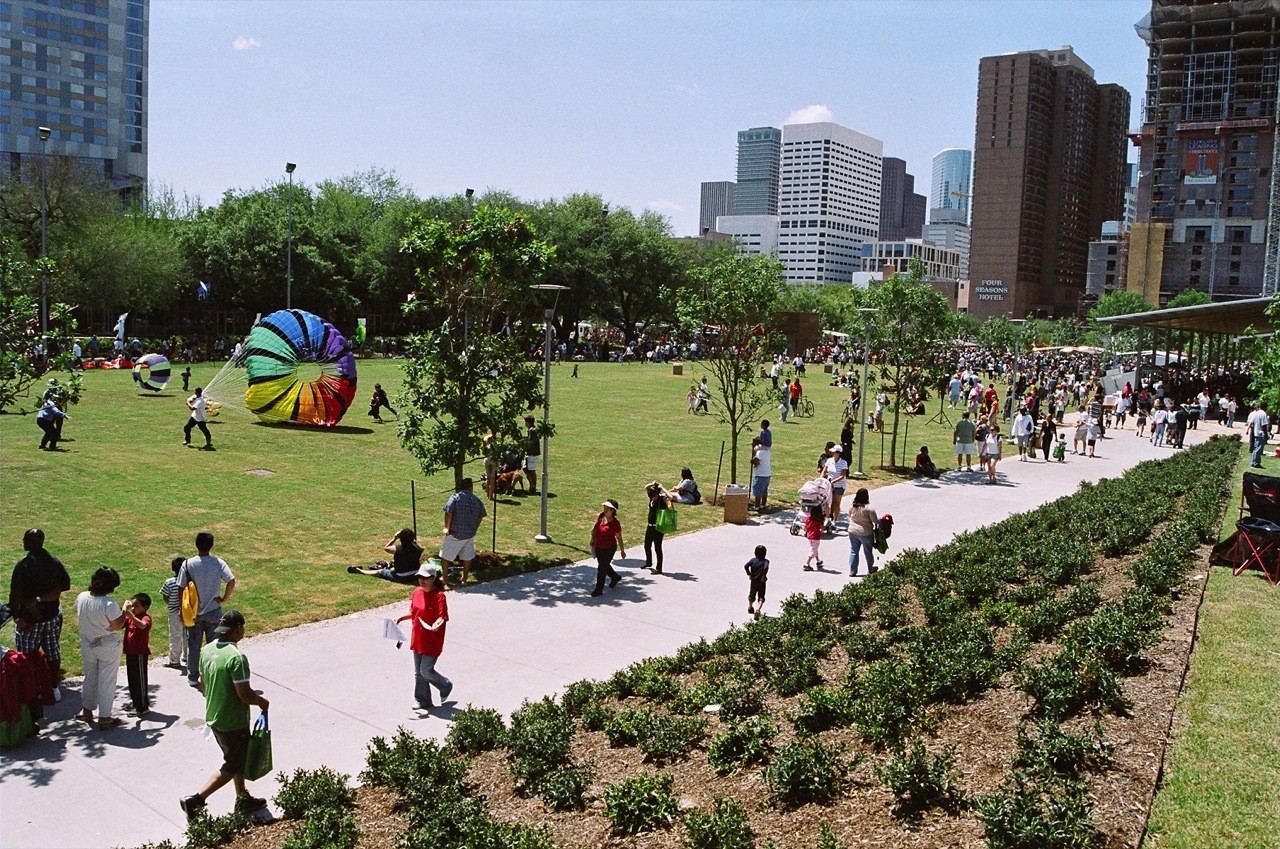 Gallery of Discovery Green / Hargreaves Jones - 10