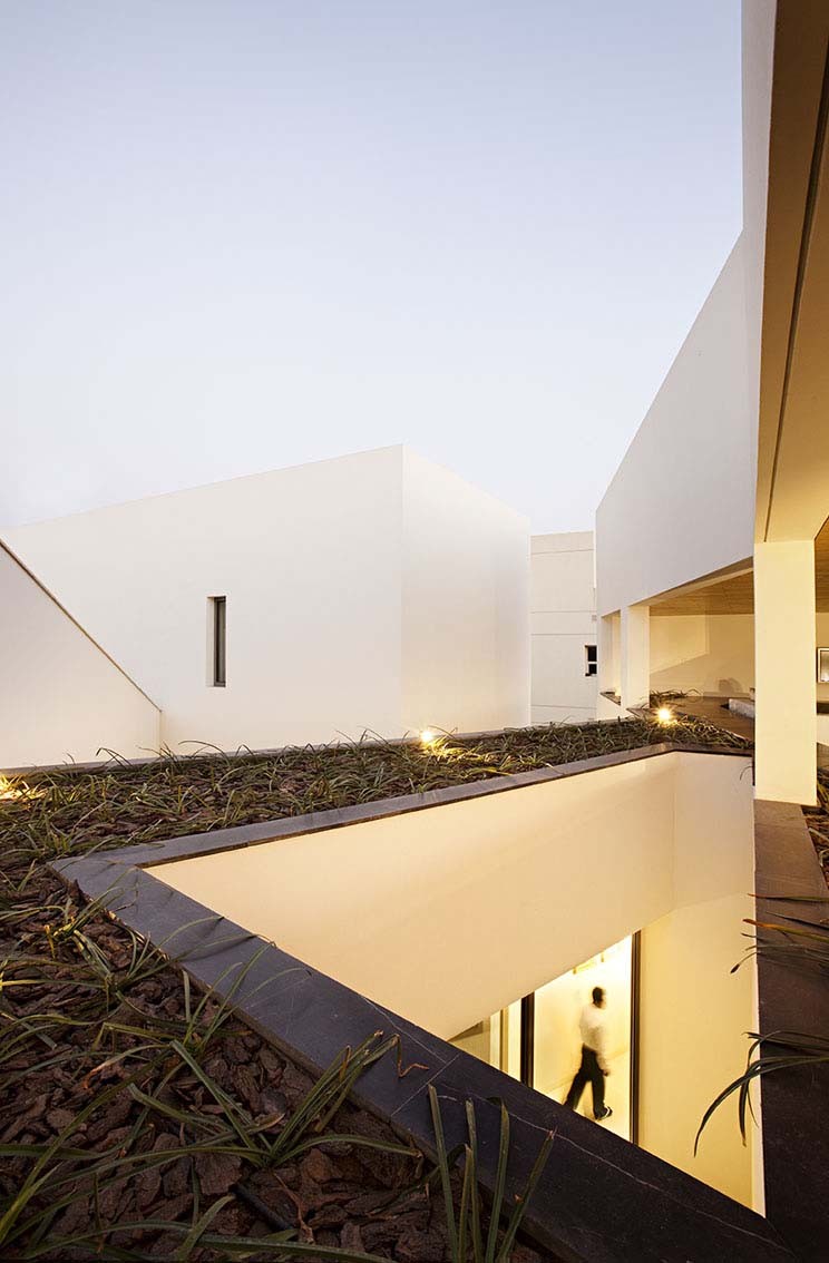 Gallery of Secret House / AGi Architects - 11