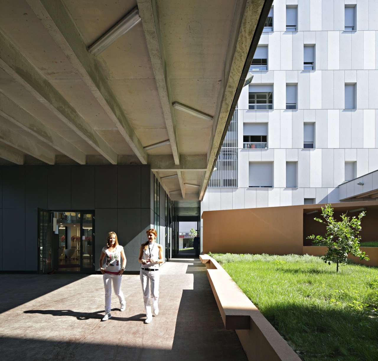 Gallery of P10 Mixed Use Building / Studio Up - 4