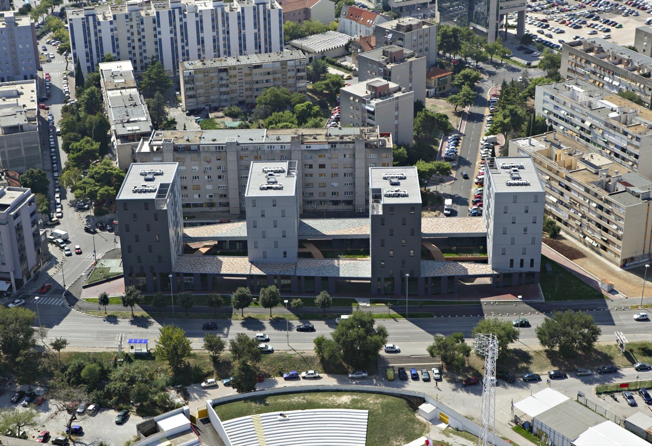 Gallery of P10 Mixed Use Building / Studio Up - 5