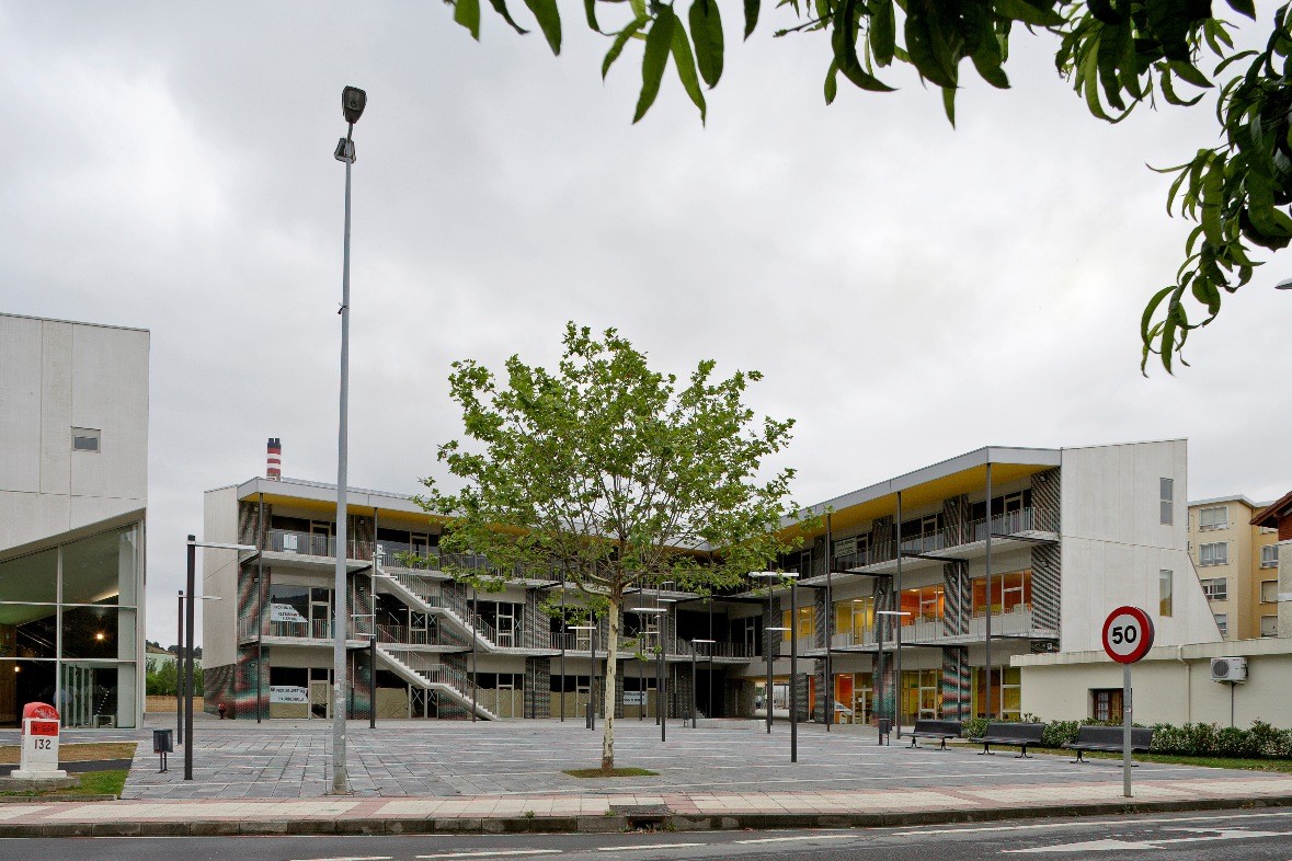 Gallery of Auditorium And Multifunctional Building / Virai Arquitectos - 7