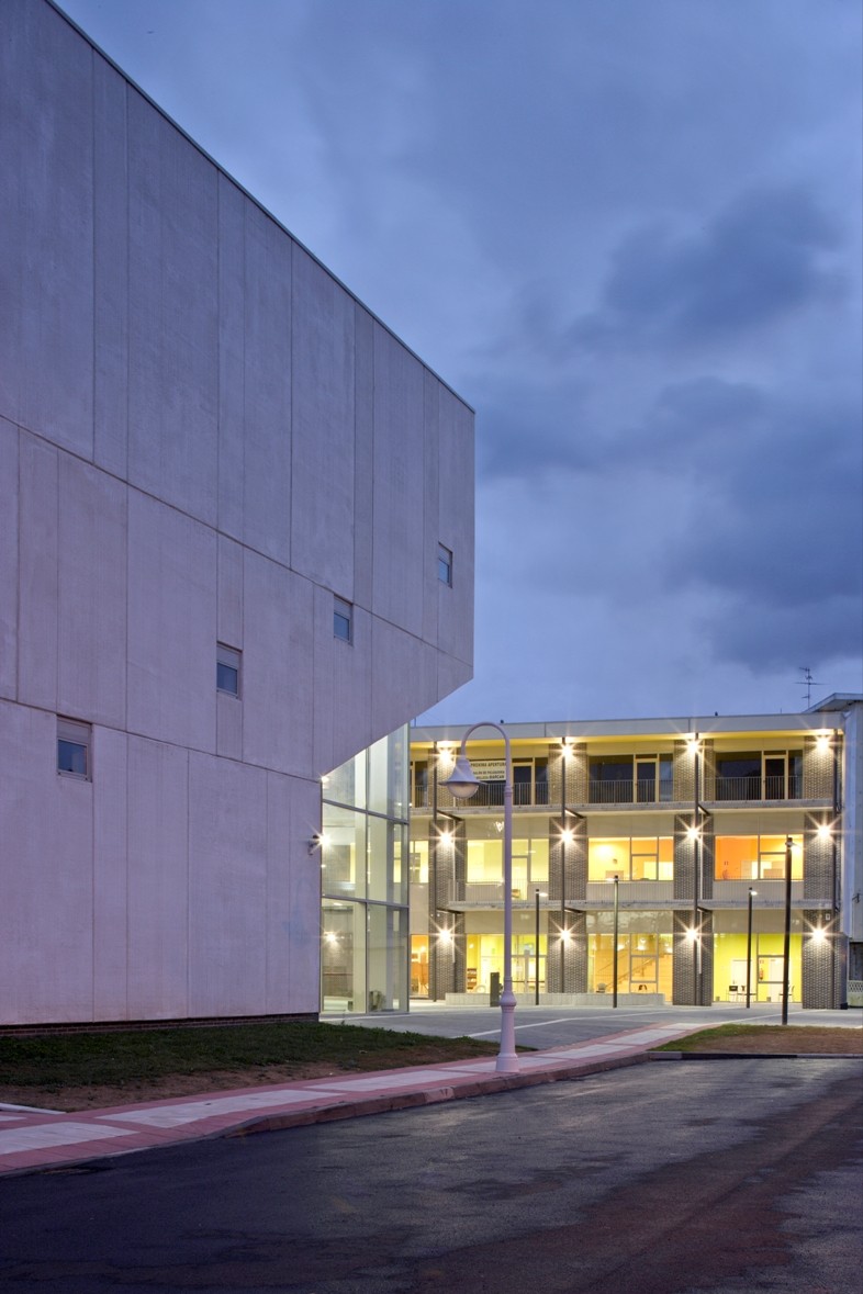 Gallery of Auditorium And Multifunctional Building / Virai Arquitectos - 9