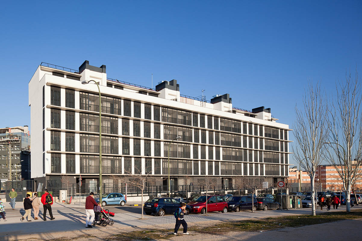 Gallery of 42 Social Housing in the New District of Barajas / B10+N ...