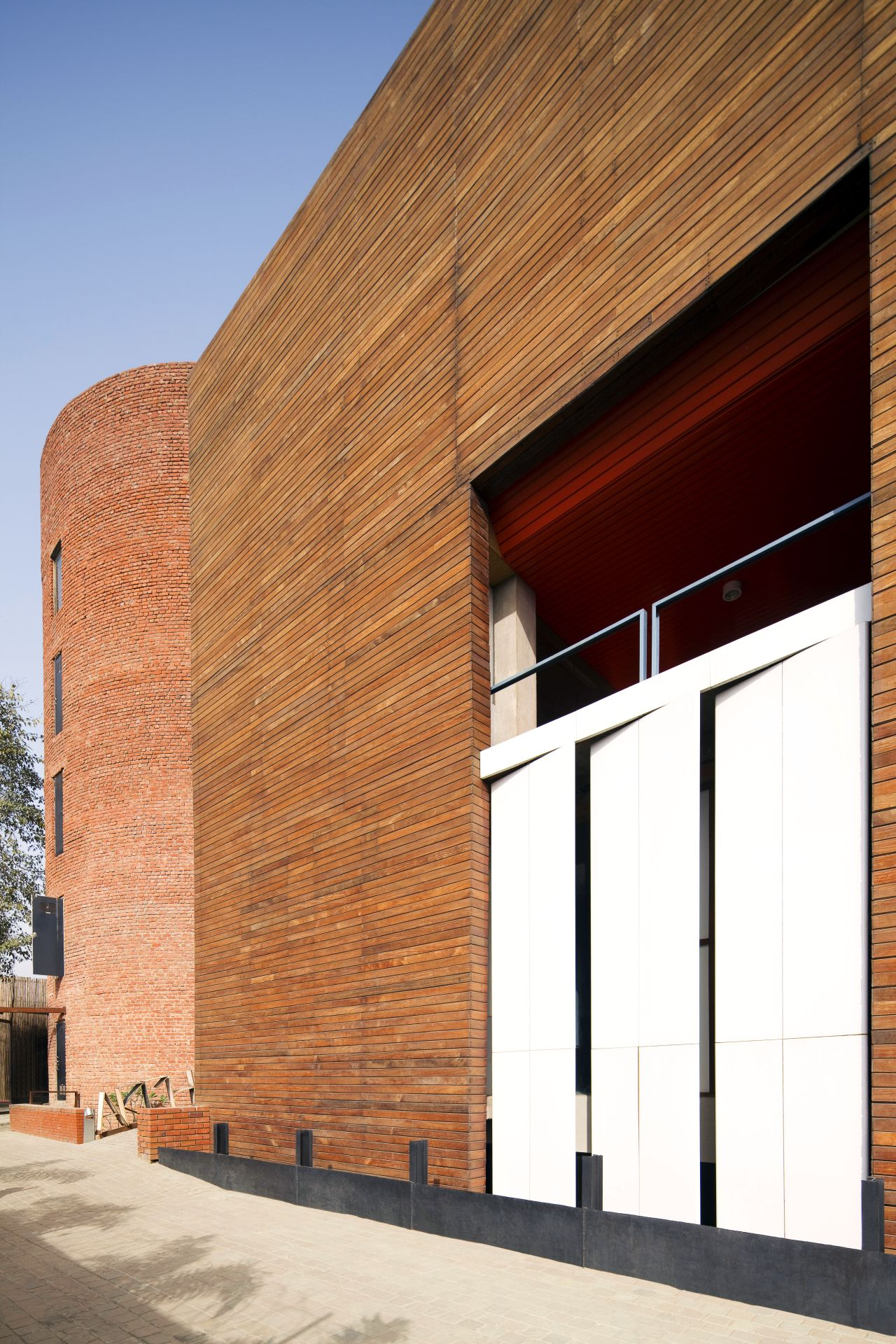 Gallery of c - 28 c / Archohm - 16