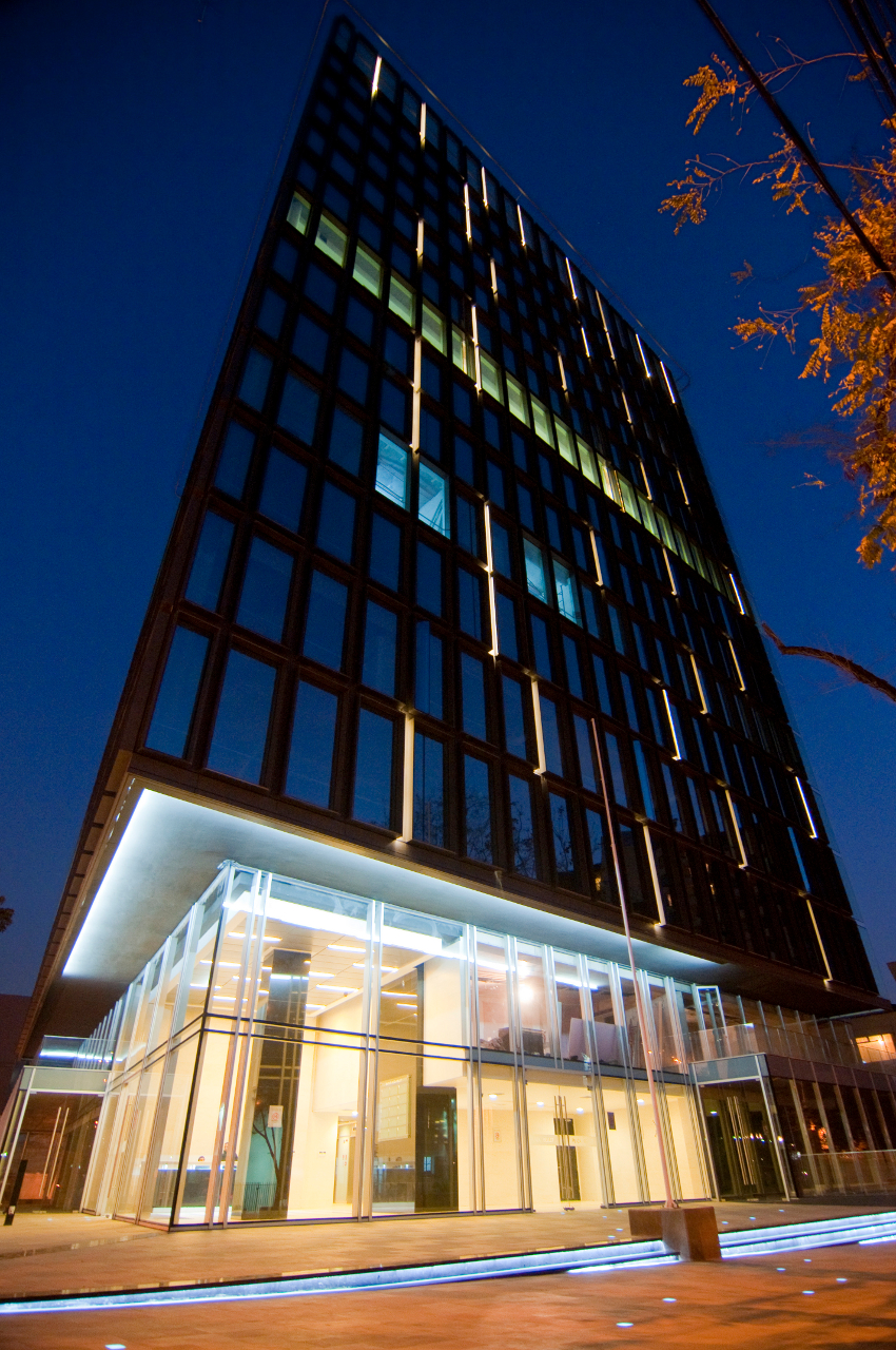 Edificio Plaza Bellet / Alemparte - Morelli & Asociados Arquitectos | ArchDaily en Español