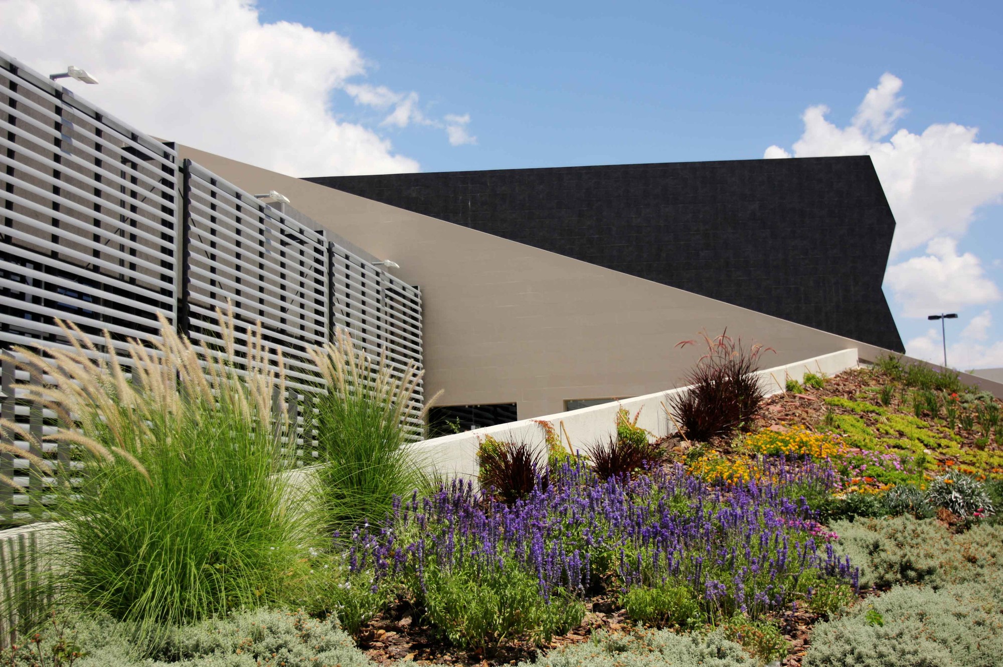 Gallery of FECHAC Regional Office / Grupo ARKHOS - 16