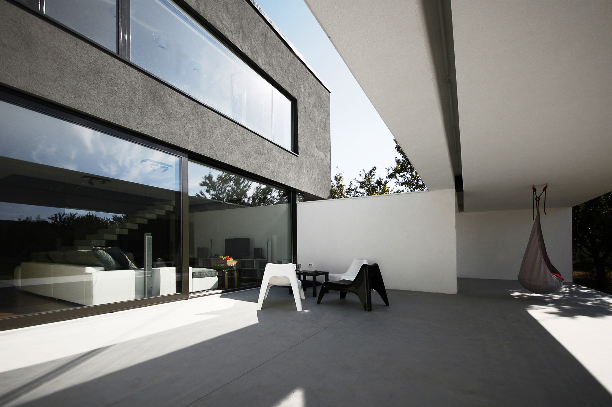 Gallery of Black on White / Parasite Studio - 11