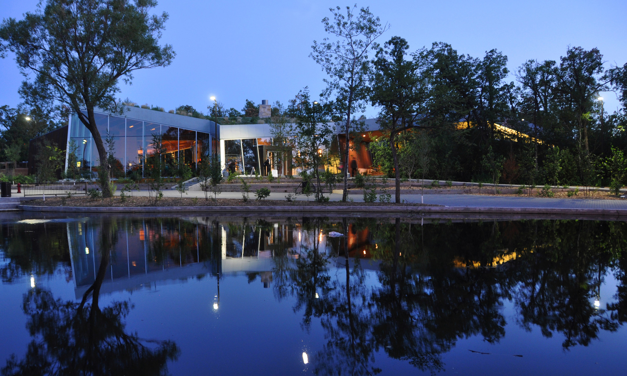 Galería de The Qualico Family Centre / Number TEN Architectural - 9