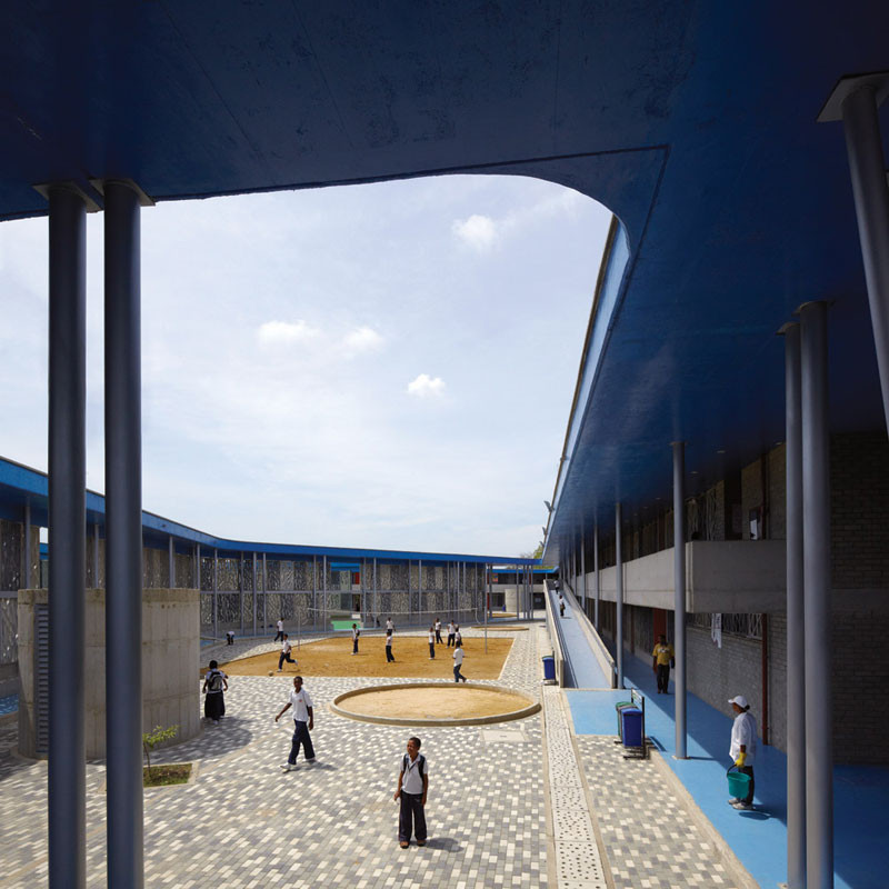 Galeria de Colégio Flor de Campo / Giancarlo Mazzanti + Plan:b ...