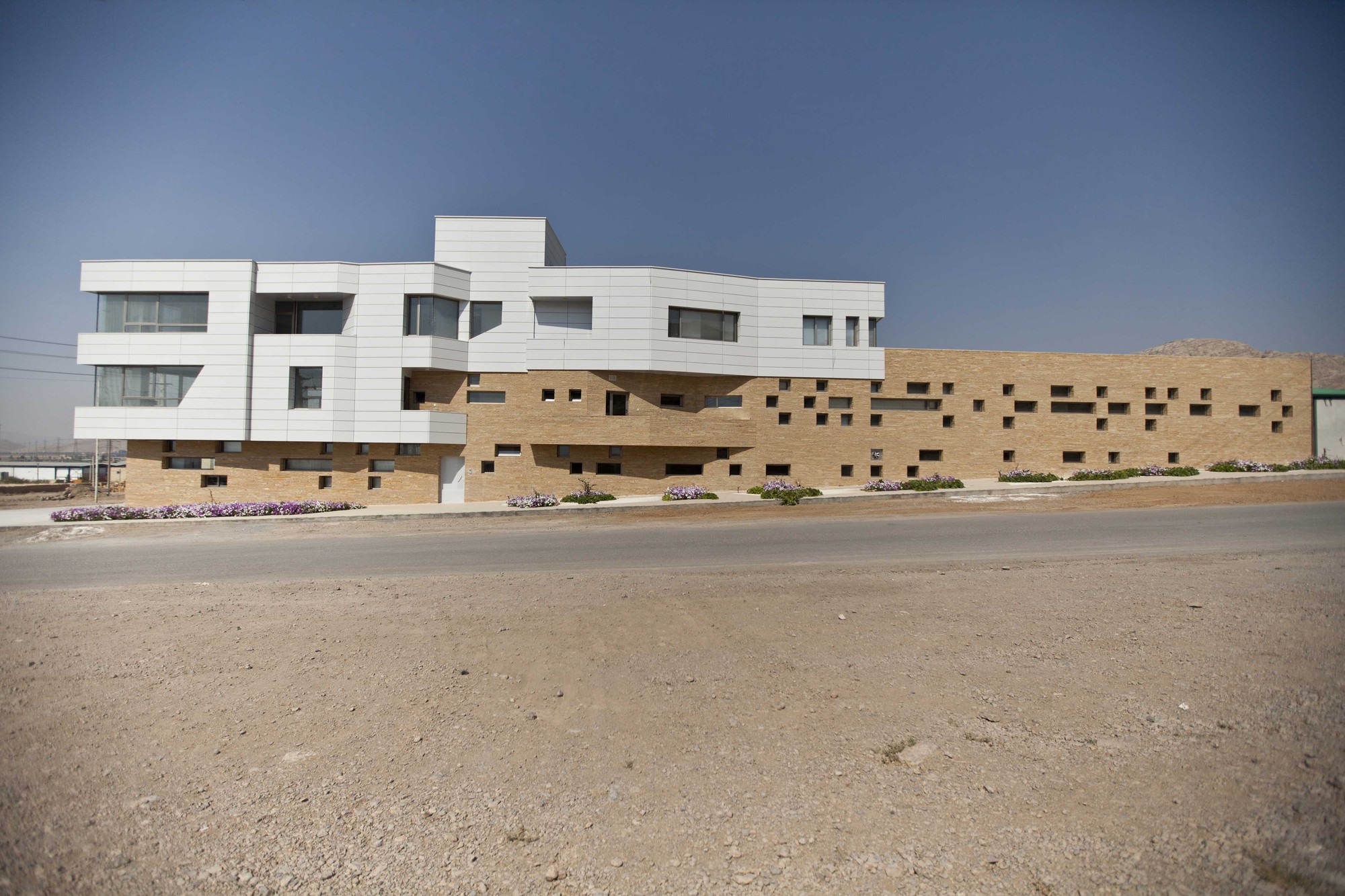 DGS-Co Office Building / Ayeneh Office | ArchDaily