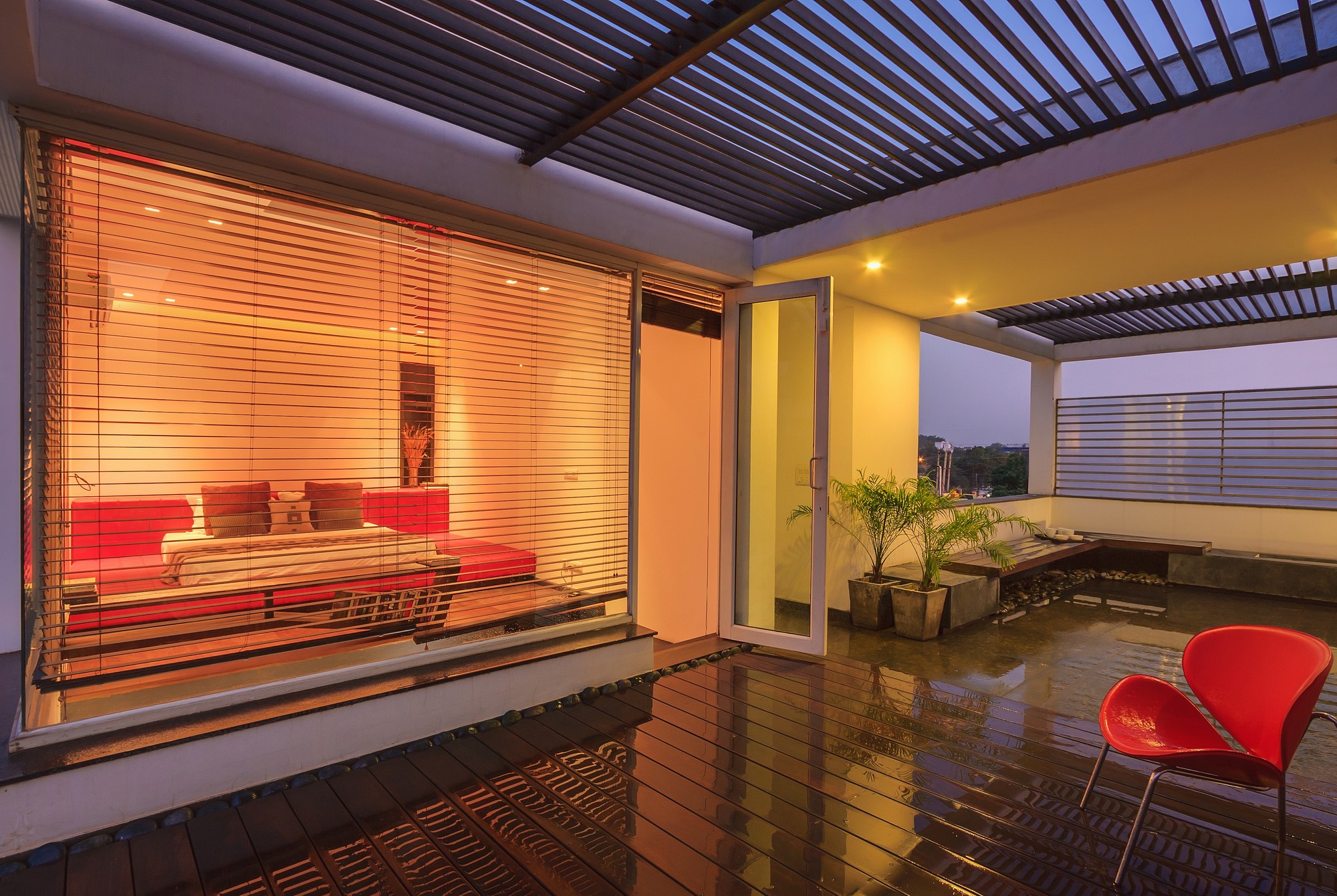 Gallery of The Overhang House / DADA & Partners - 10