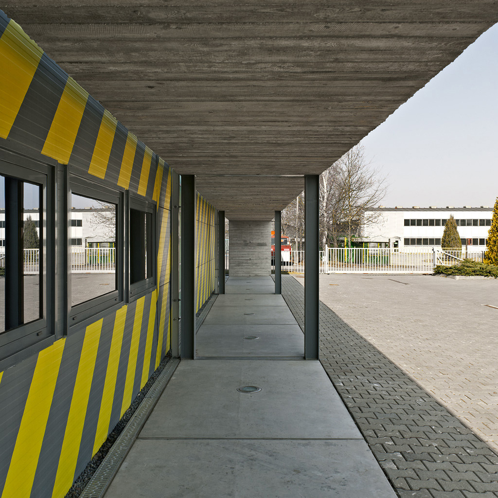 Gallery of Office-Garage / Ultra Architects - 4