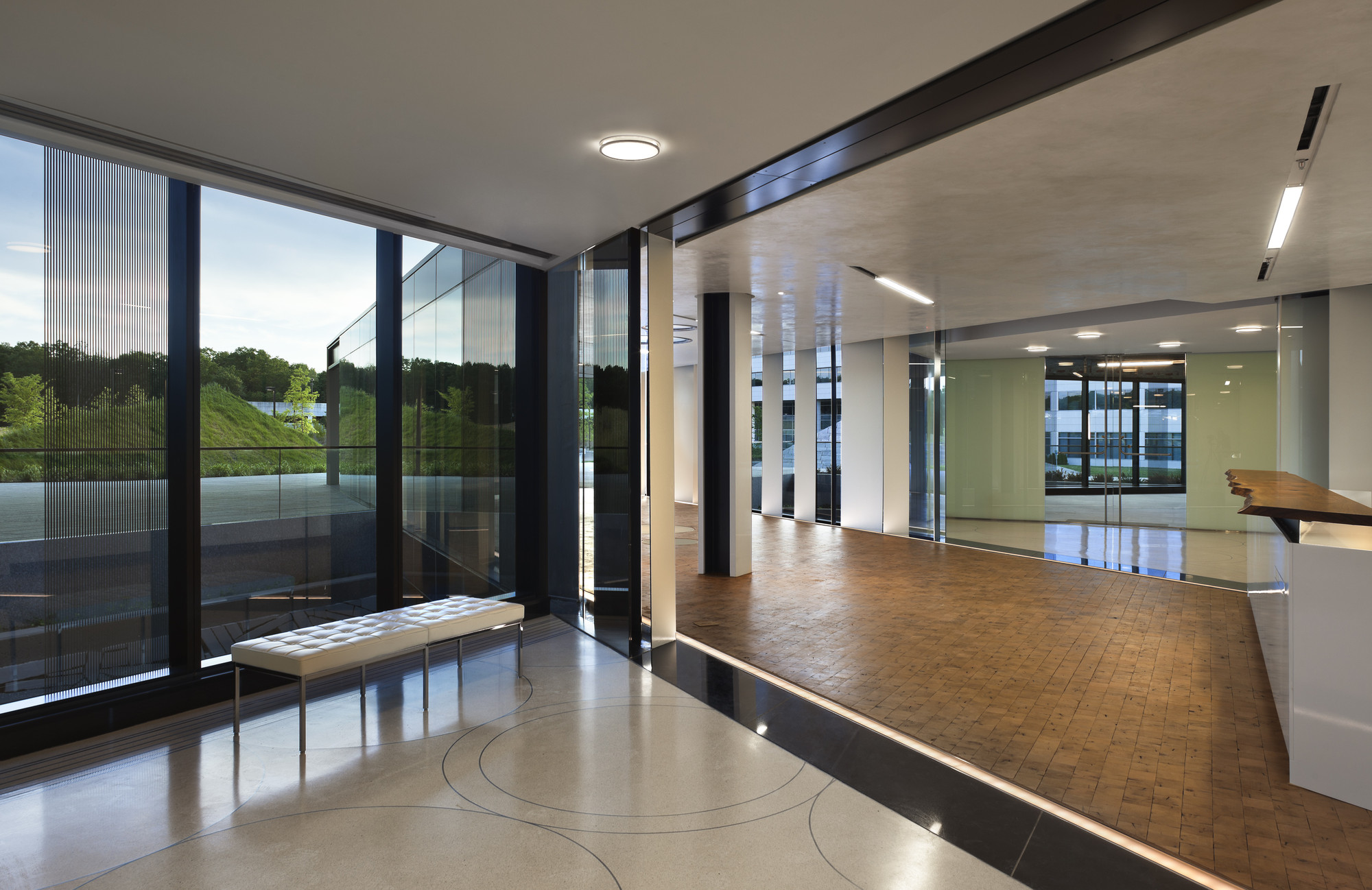 Galería de Centra Metropark / KPF - 4