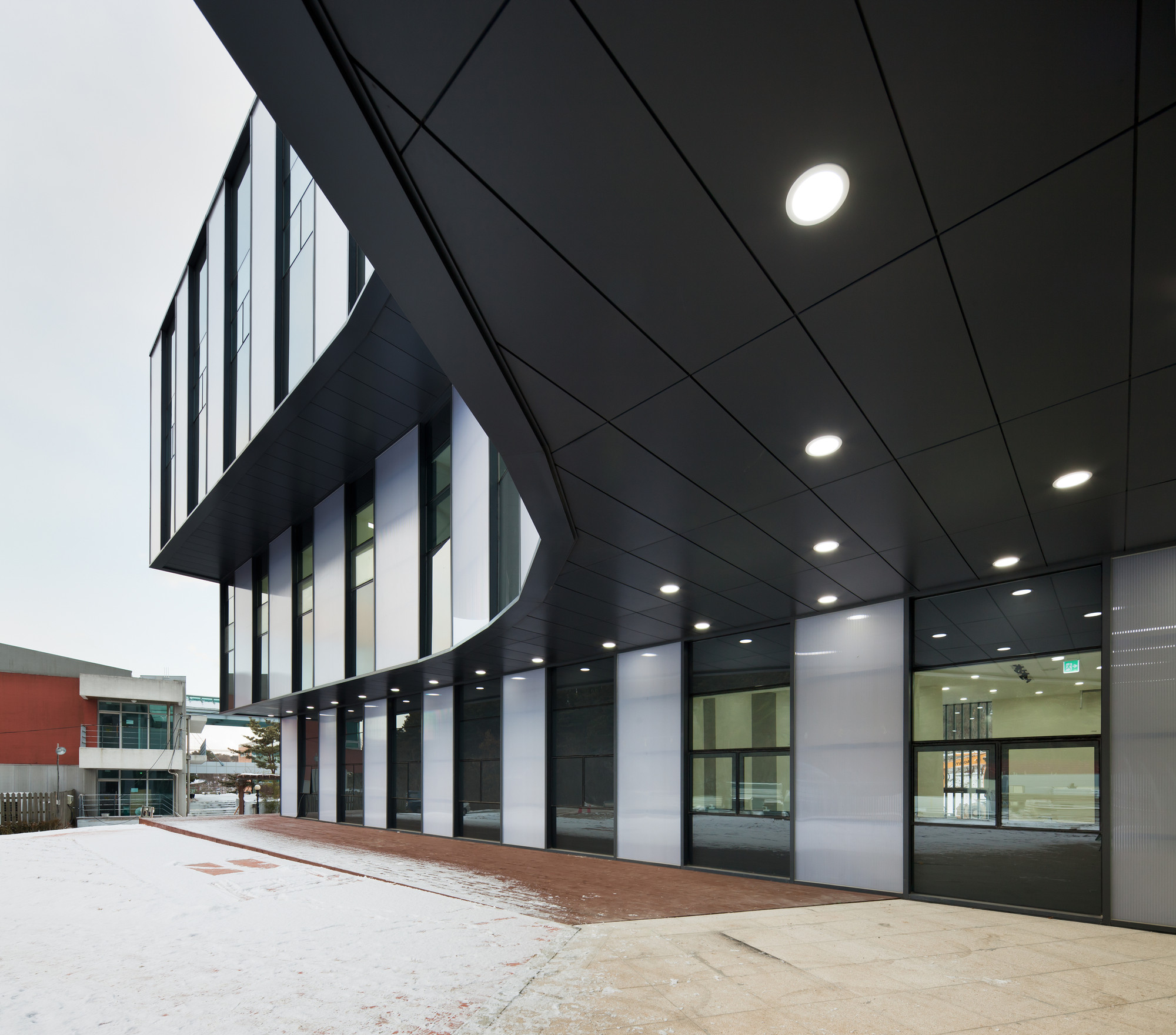 Gallery of Art and Crafts Studios / poly.m.ur - 13