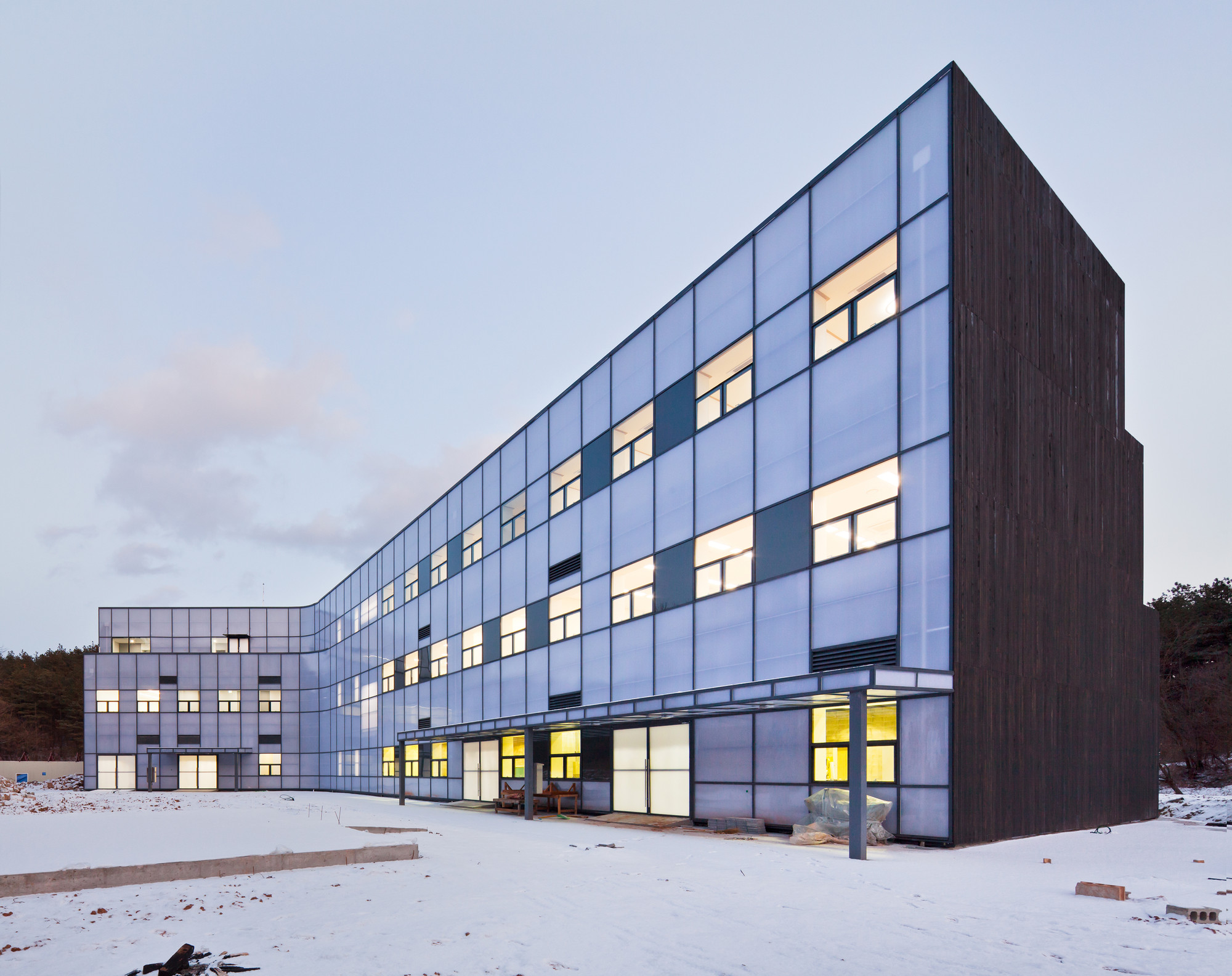 Gallery of Art and Crafts Studios / poly.m.ur - 19