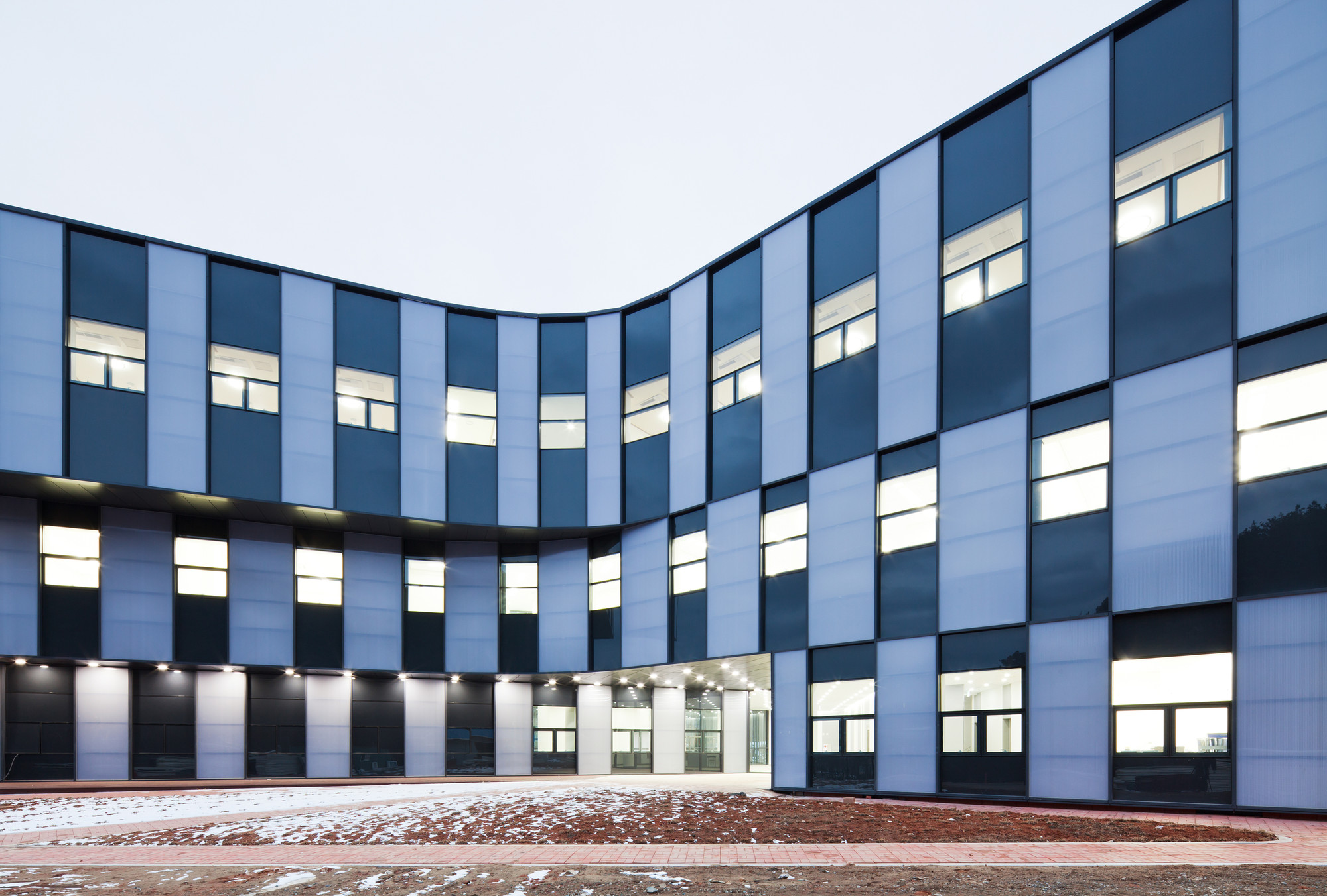 Gallery of Art and Crafts Studios / poly.m.ur - 31