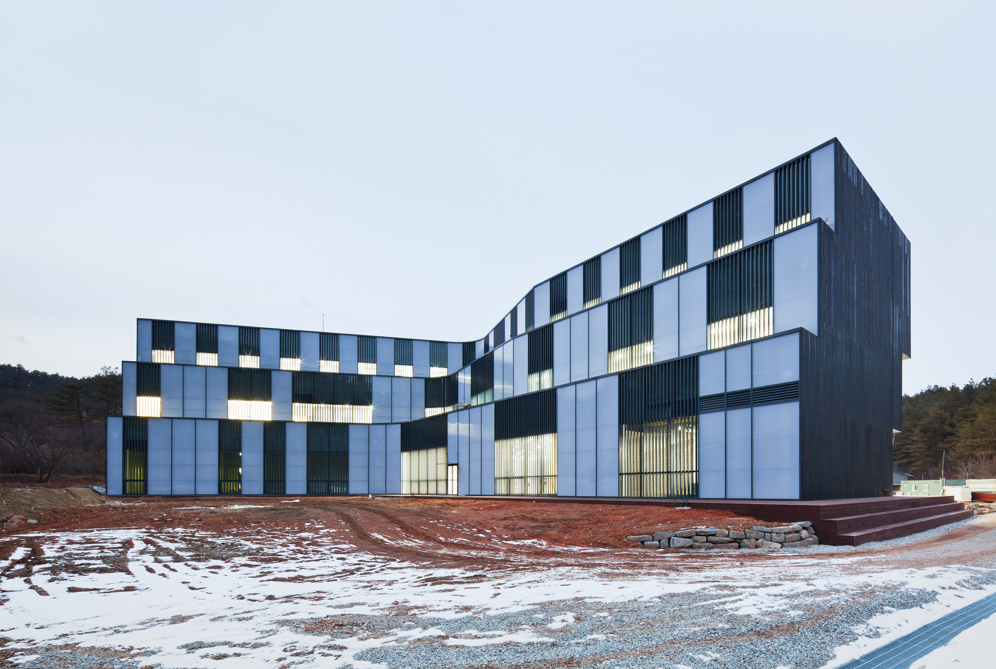 Gallery of Art and Crafts Studios / poly.m.ur - 32