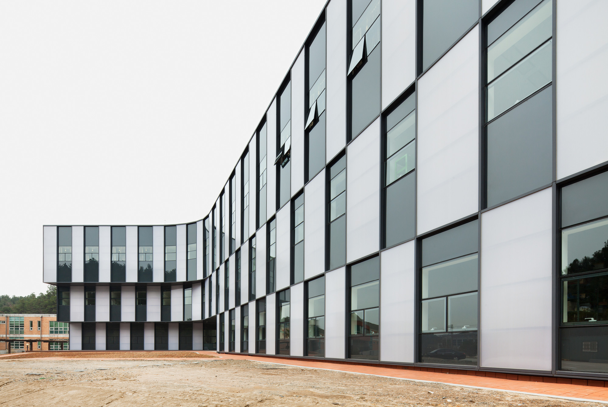 Gallery of Art and Crafts Studios / poly.m.ur - 30