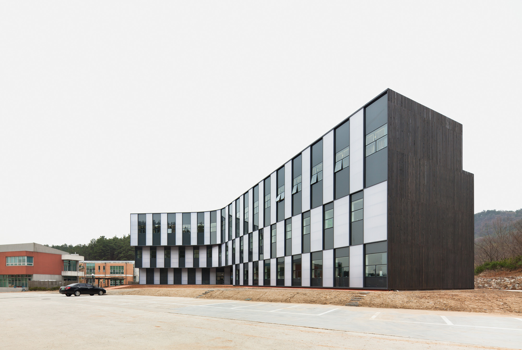 Gallery of Art and Crafts Studios / poly.m.ur - 6