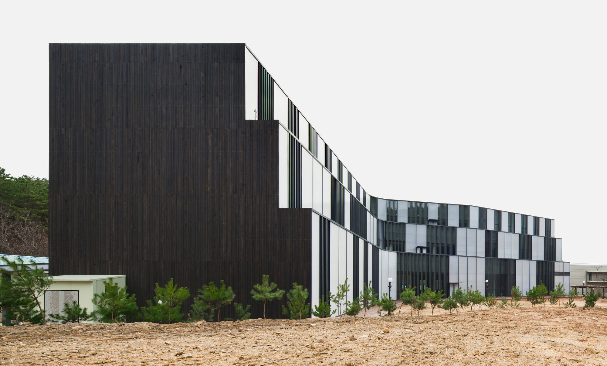 Gallery of Art and Crafts Studios / poly.m.ur - 36