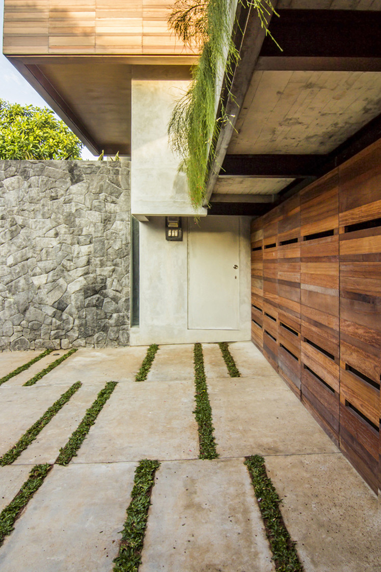 Gallery of Lumber Shaped-Box House / Atelier Riri - 19