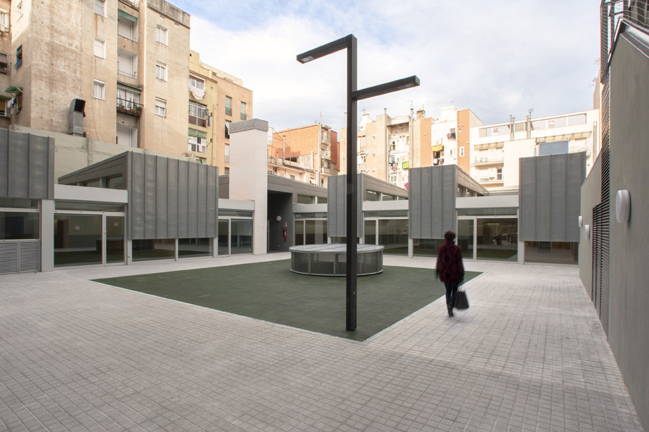 Galería de Edificio de Viviendas y Centro Educativo en la Barceloneta ...