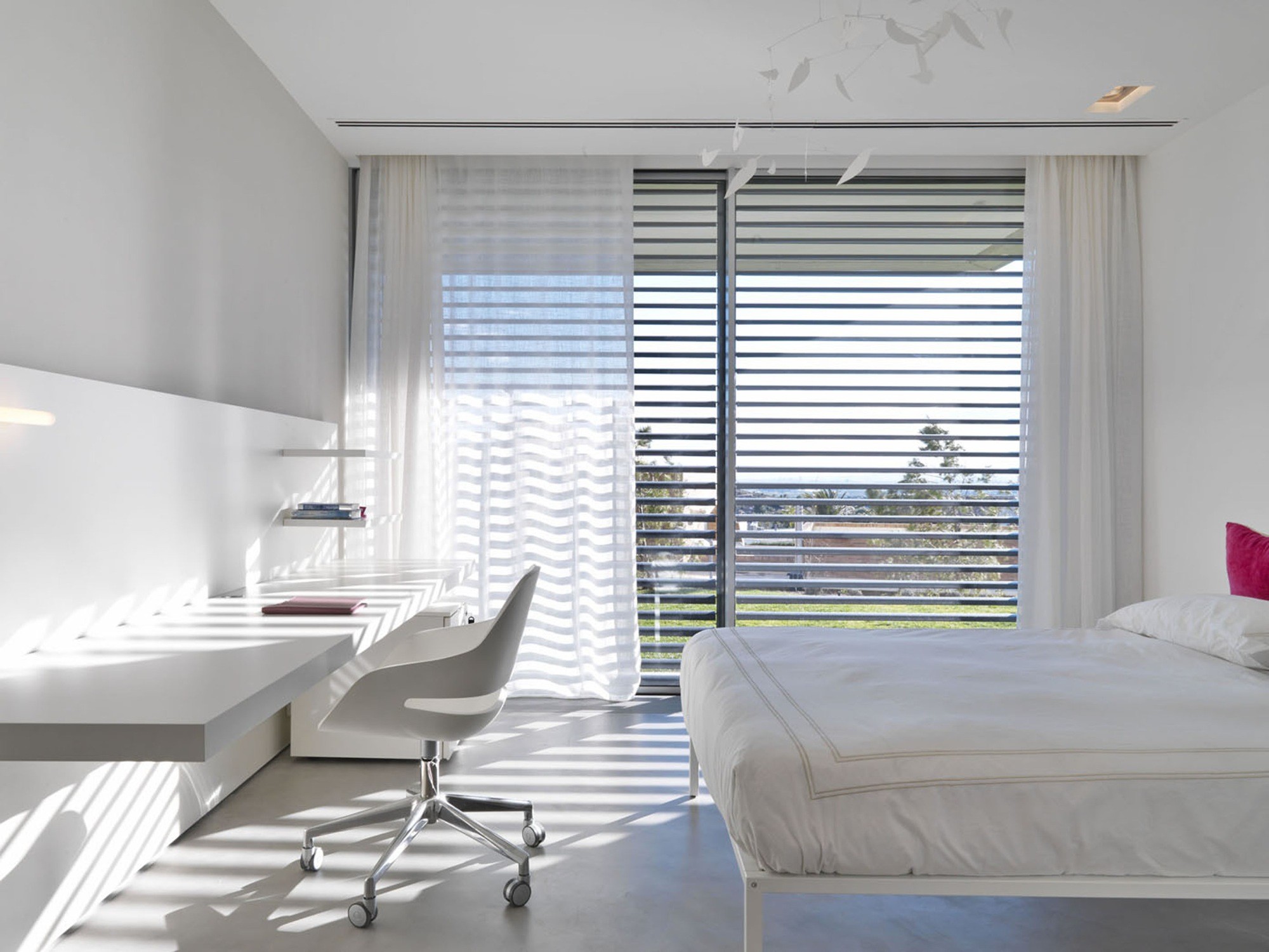 Galeria de The Me Too House / LADAA - 24