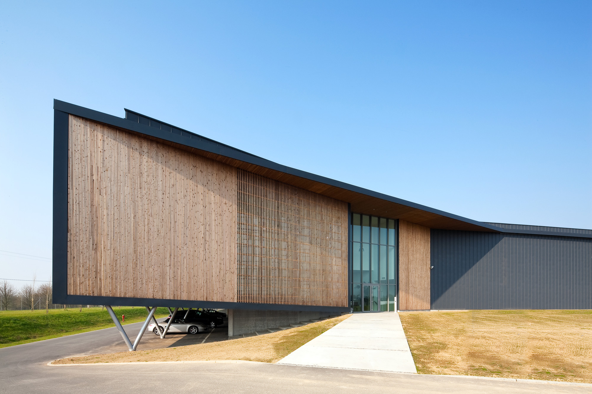 Gallery of "Fancy" Retail Headquarters / Urban Platform - 20