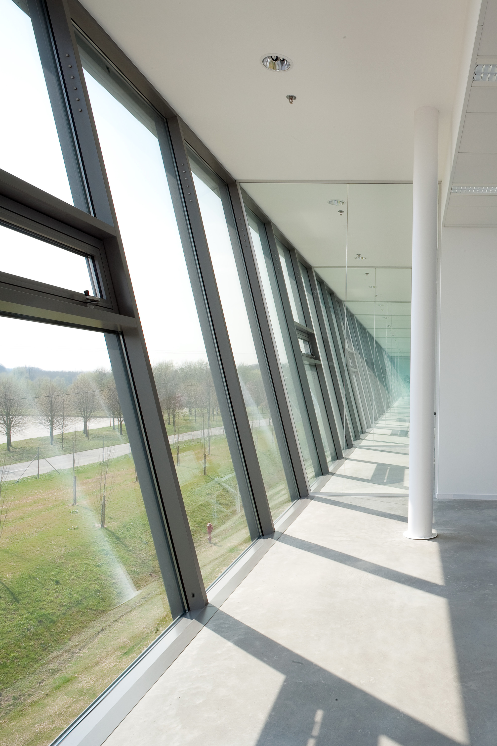 Gallery of "Fancy" Retail Headquarters / Urban Platform - 5