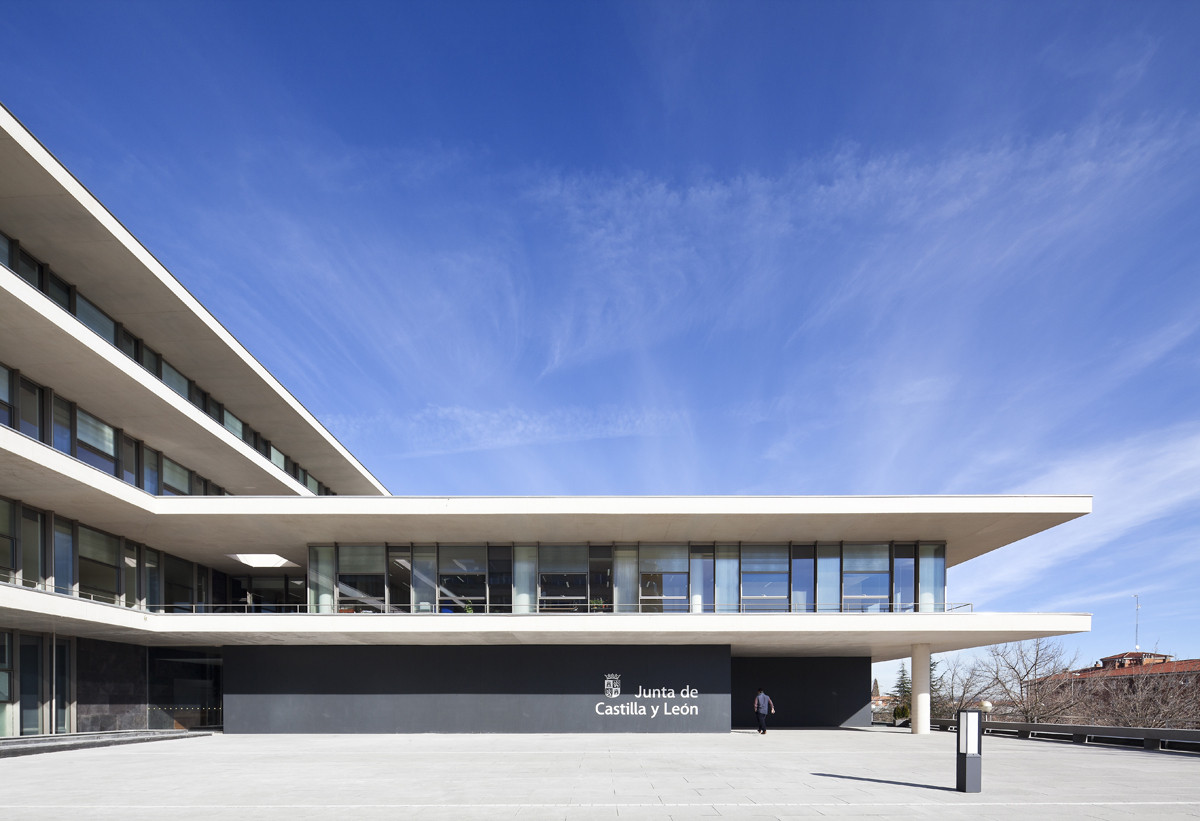 Gallery of Multipurpose Administration Building for the Council of ...