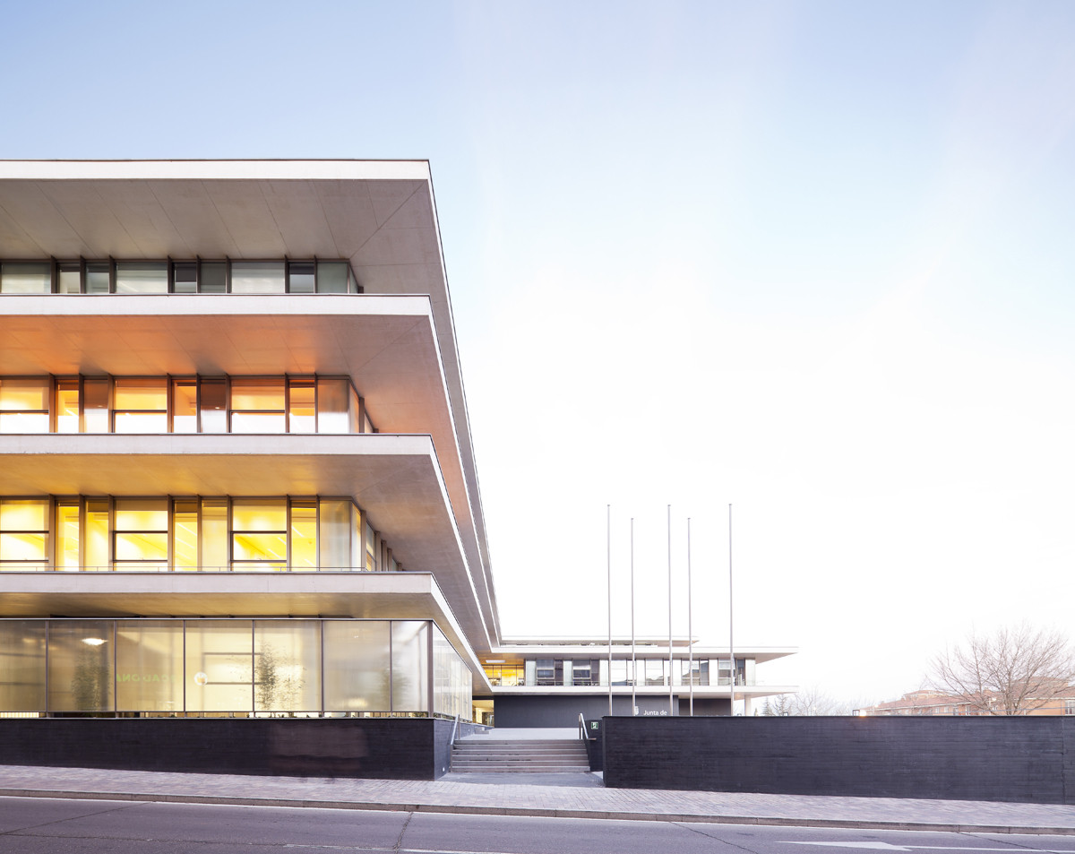 Gallery of Multipurpose Administration Building for the Council of ...