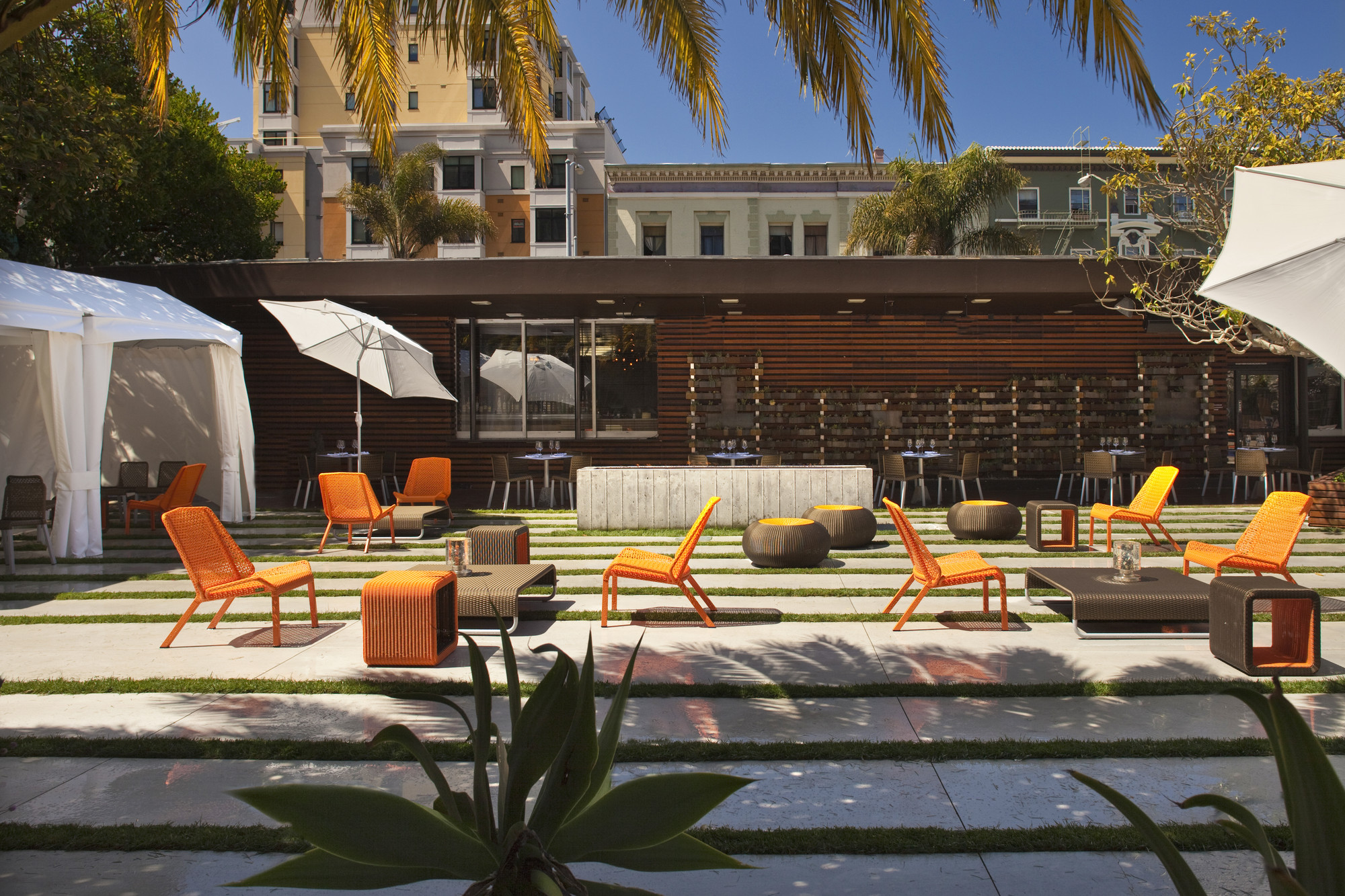 Galeria de Chambers Eat + Drink / Mr. Important Design - 7