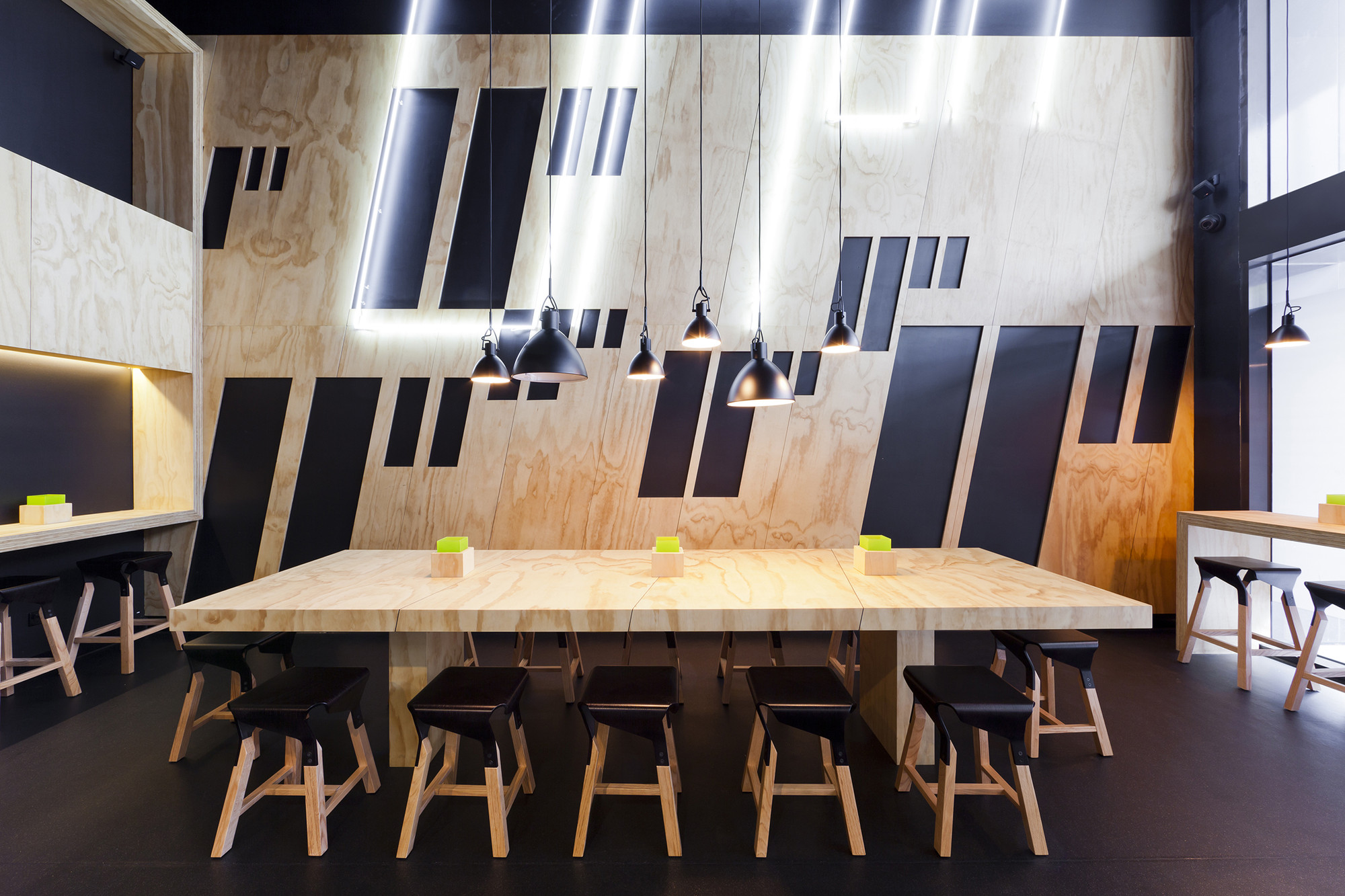 Gallery of Eleven Inch Pizza / Zwei - 3