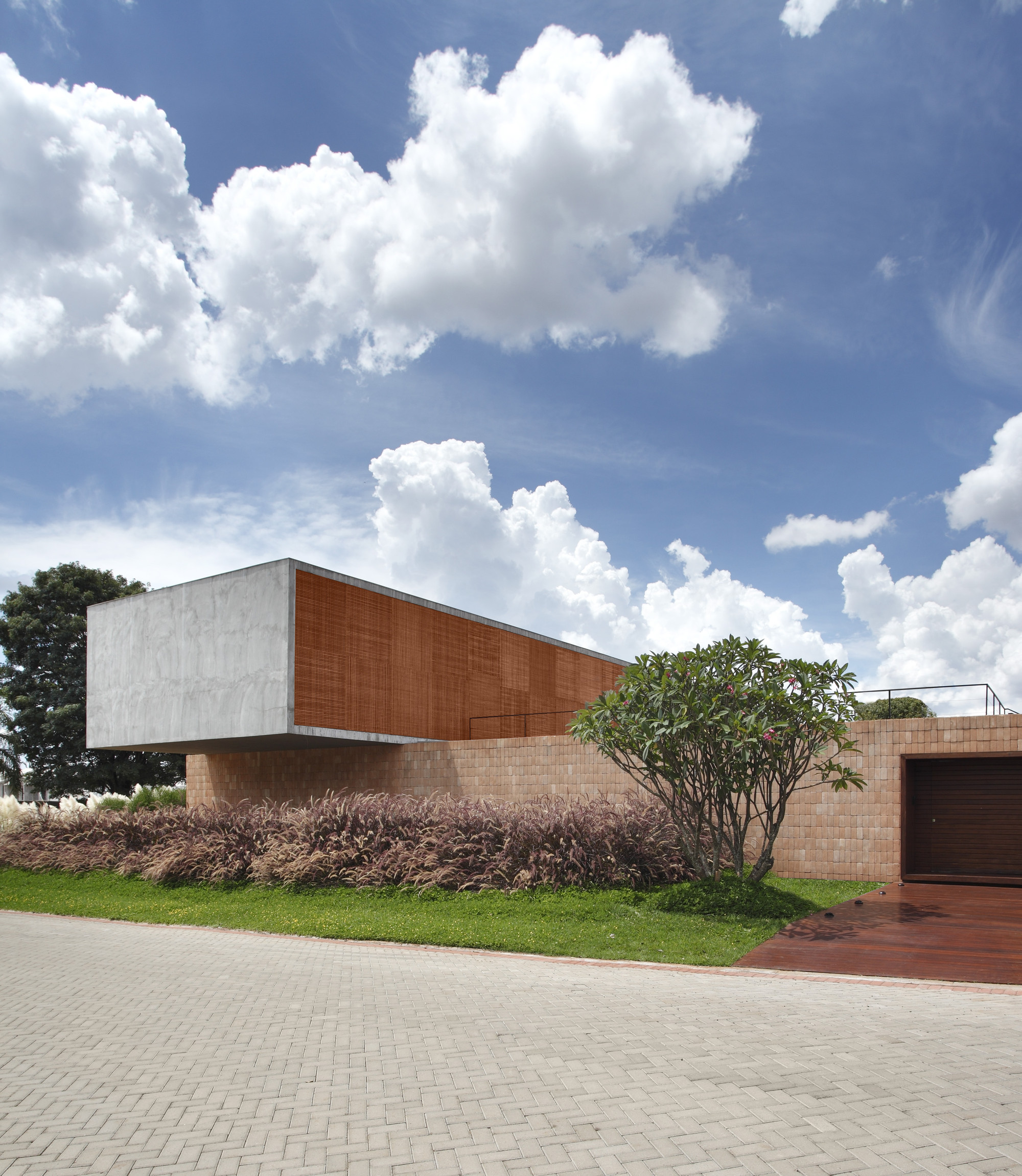 Gallery of BT House / Studio Guilherme Torres - 13