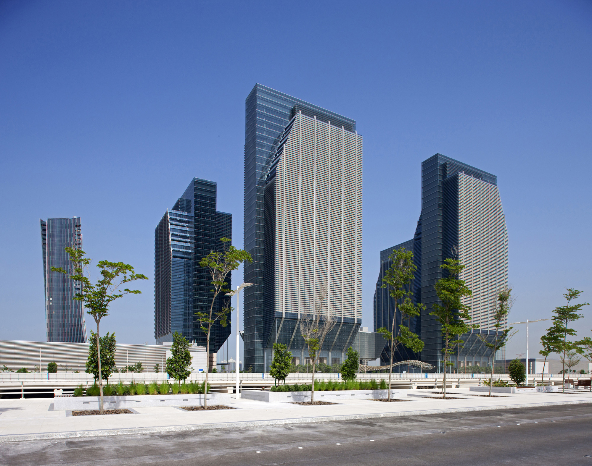 Gallery of Sowwah Square / Goettsch Partners - 14