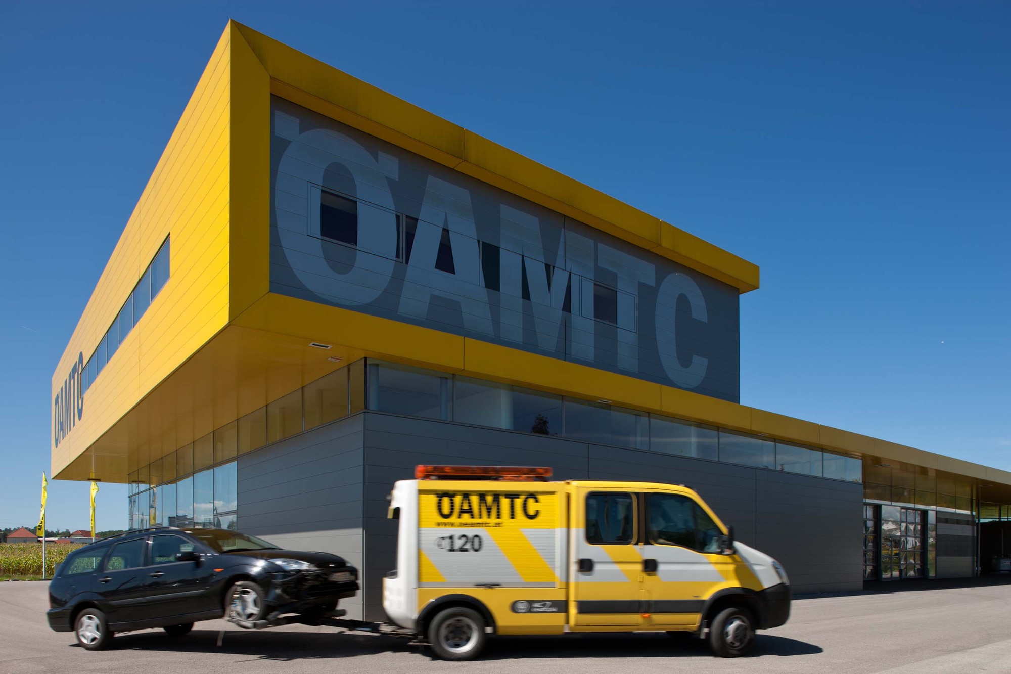 Gallery of ÖAMTC Service Centers Upper Austria / PAUAT Architects - 18