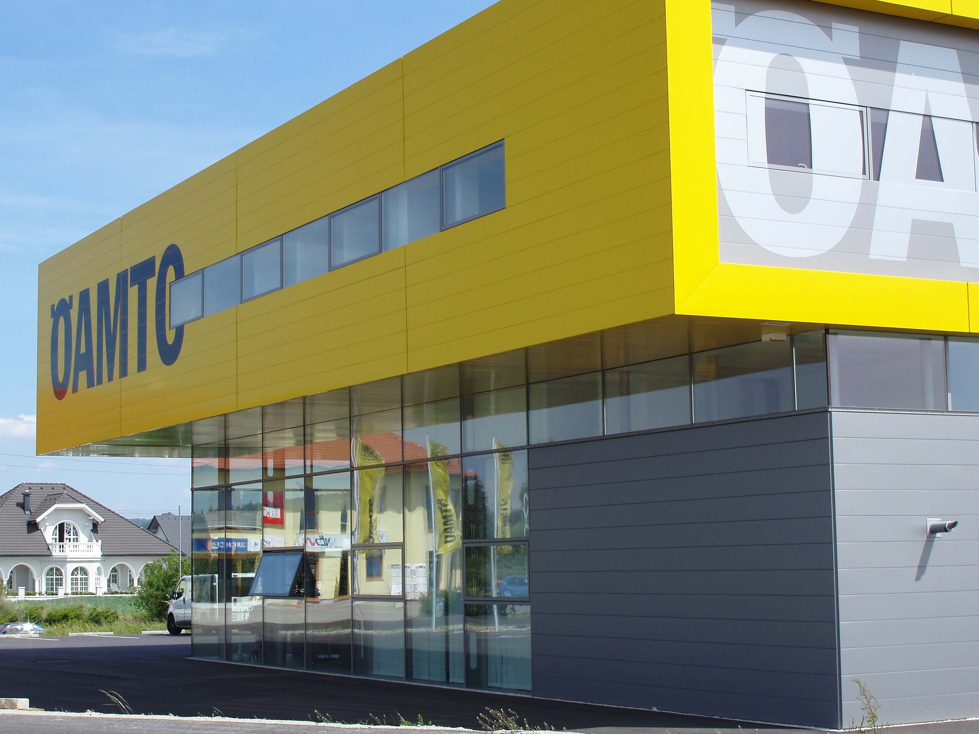 Gallery of ÖAMTC Service Centers Upper Austria / PAUAT Architects - 30