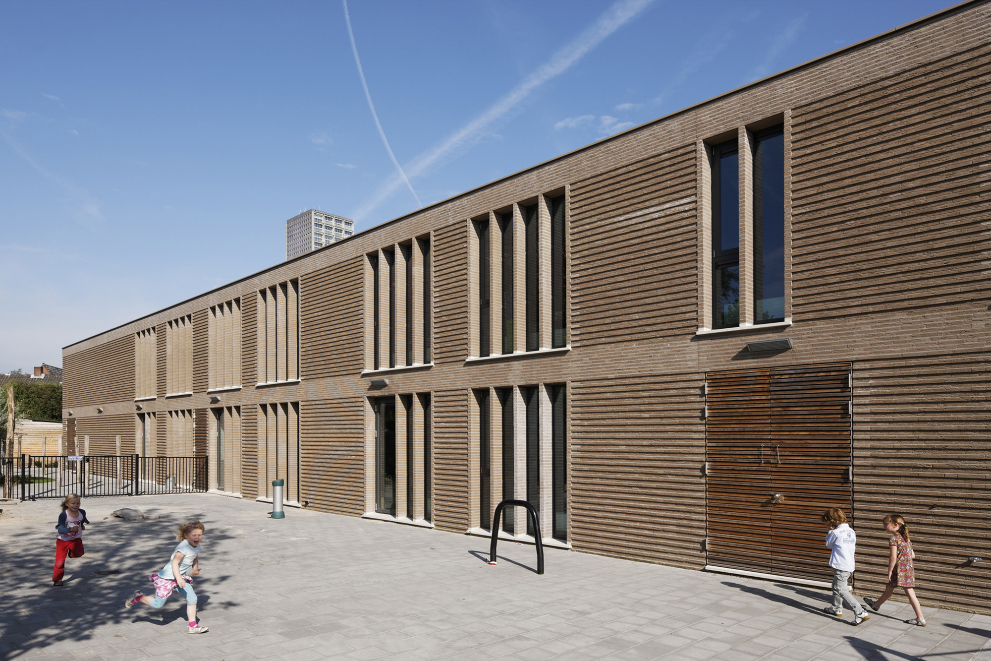 Gallery of Primary School De Vuurvogel / Grosfeld van der Velde ...