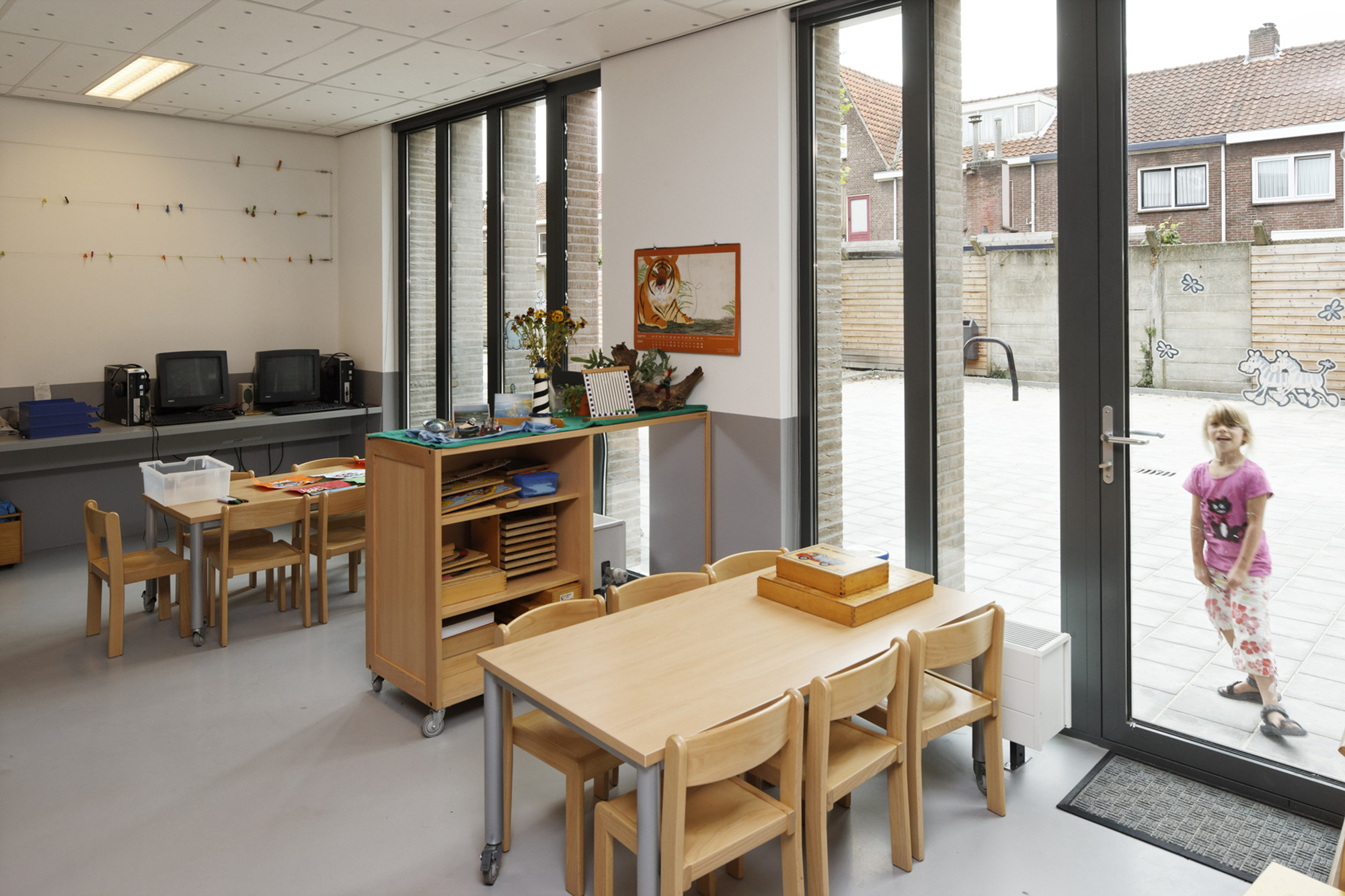Gallery of Primary School De Vuurvogel / Grosfeld van der Velde ...